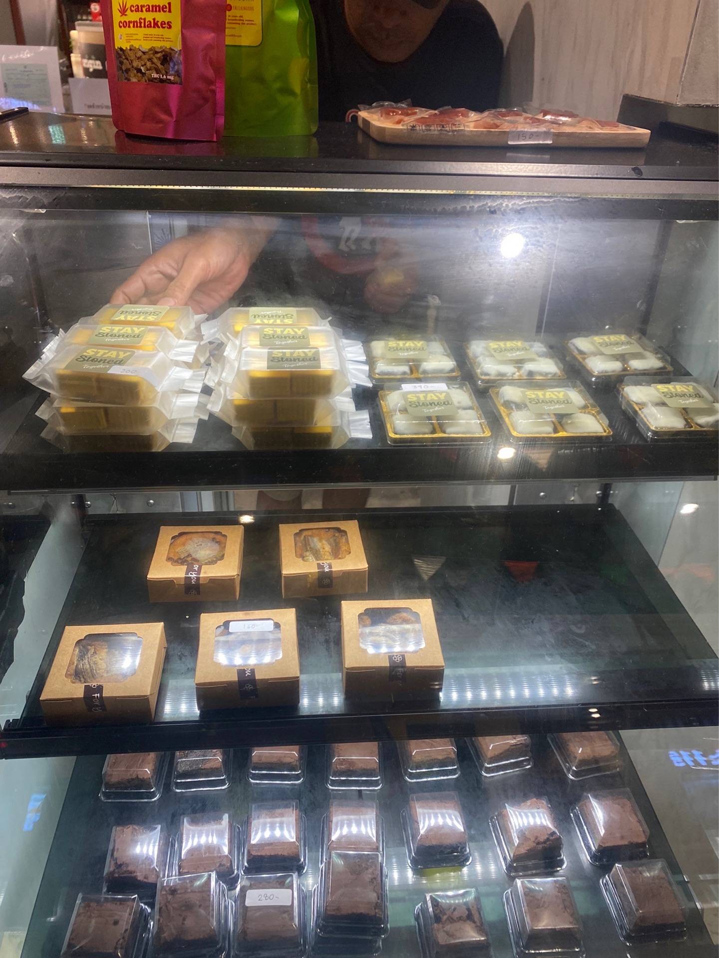 รีวิว Stay Stoned - ร้านนี้ตัวเลือกขนมเยอะดีครับ