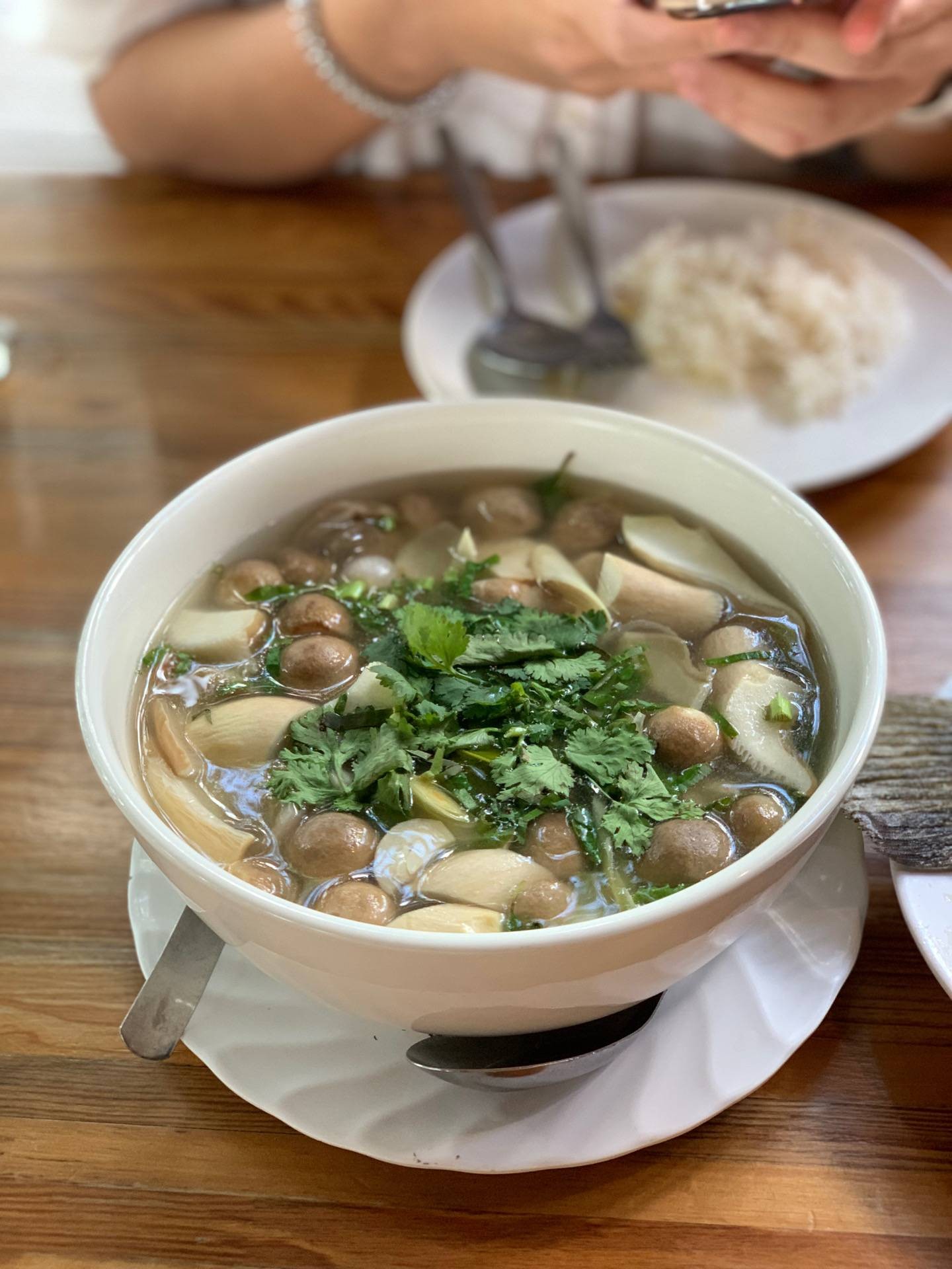 ต้มยำเห็ดน้ำใส • รวมเห็ดทุกอย่าง รสชาติน้ำแกงใช้ได้ ร้าน ยุ้งข้าว เขา ...