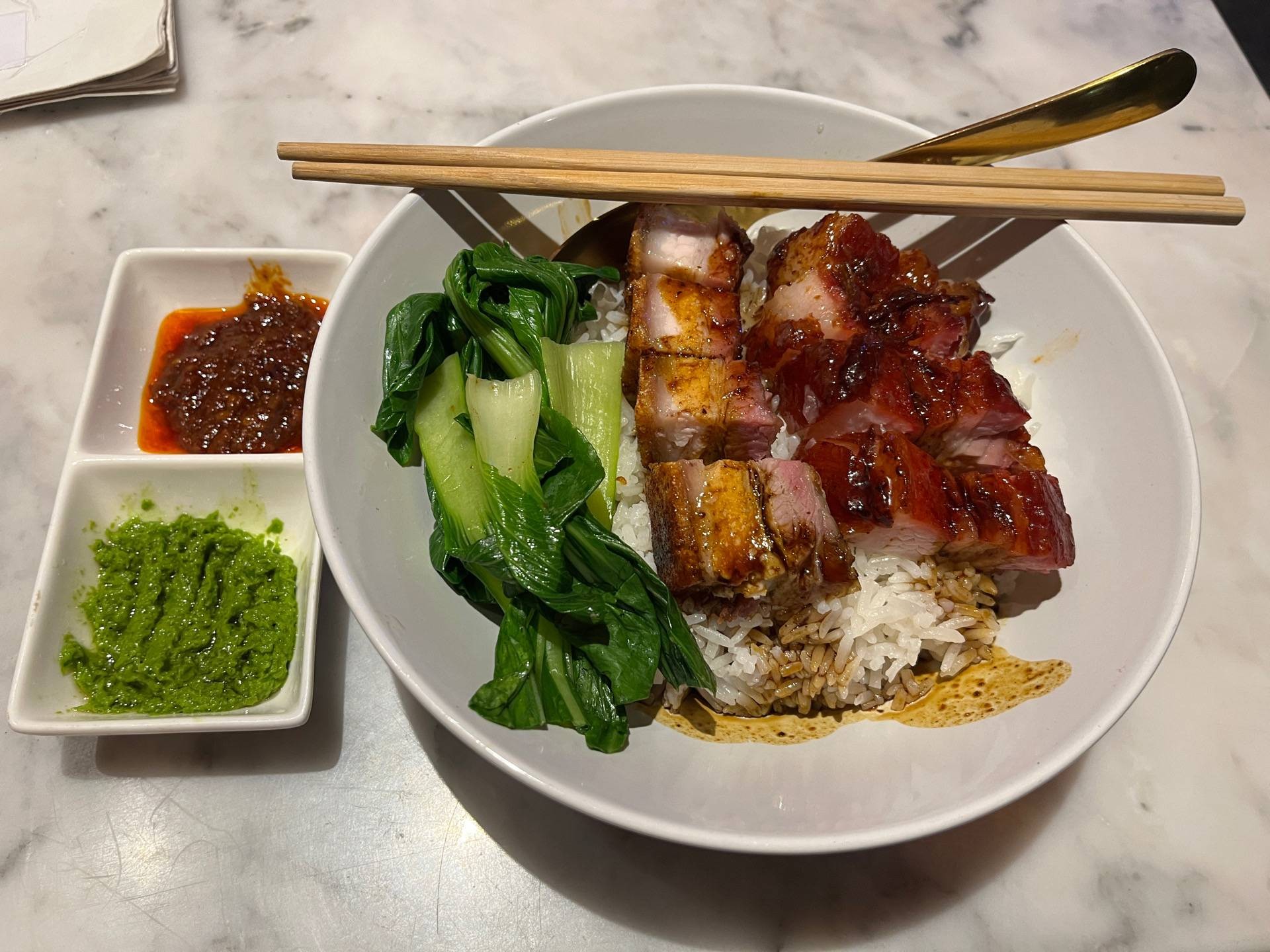 ข้าวหมูแดงและหมูกรอบ ร้าน The Chopsticks Sukhumvit - Wongnai