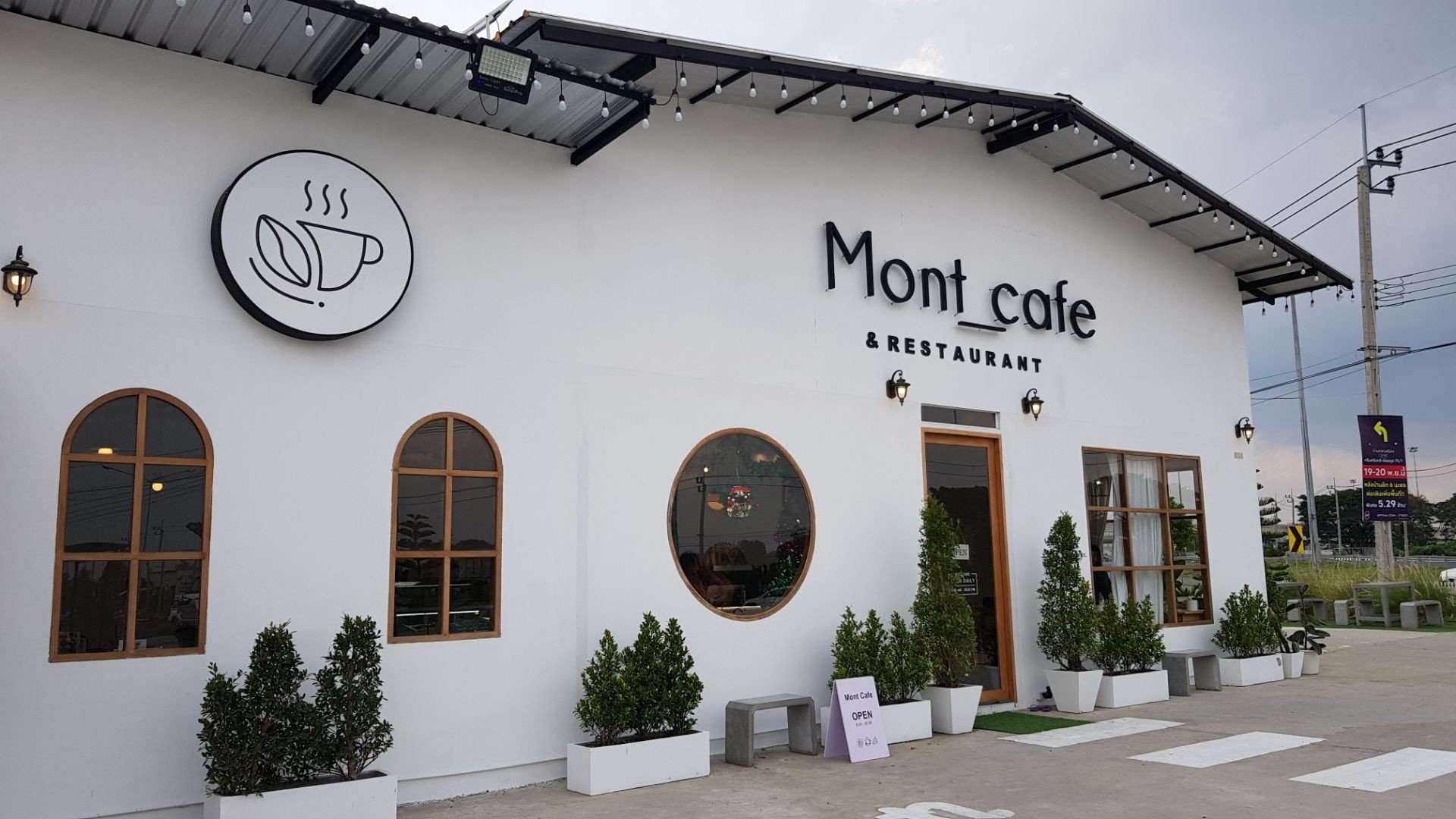 รีวิว Mont Cafe & Restaurant พัฒนาการตัดใหม่ - ติดใจครัวซองค์เห็ดทรัฟเฟิล 🥐