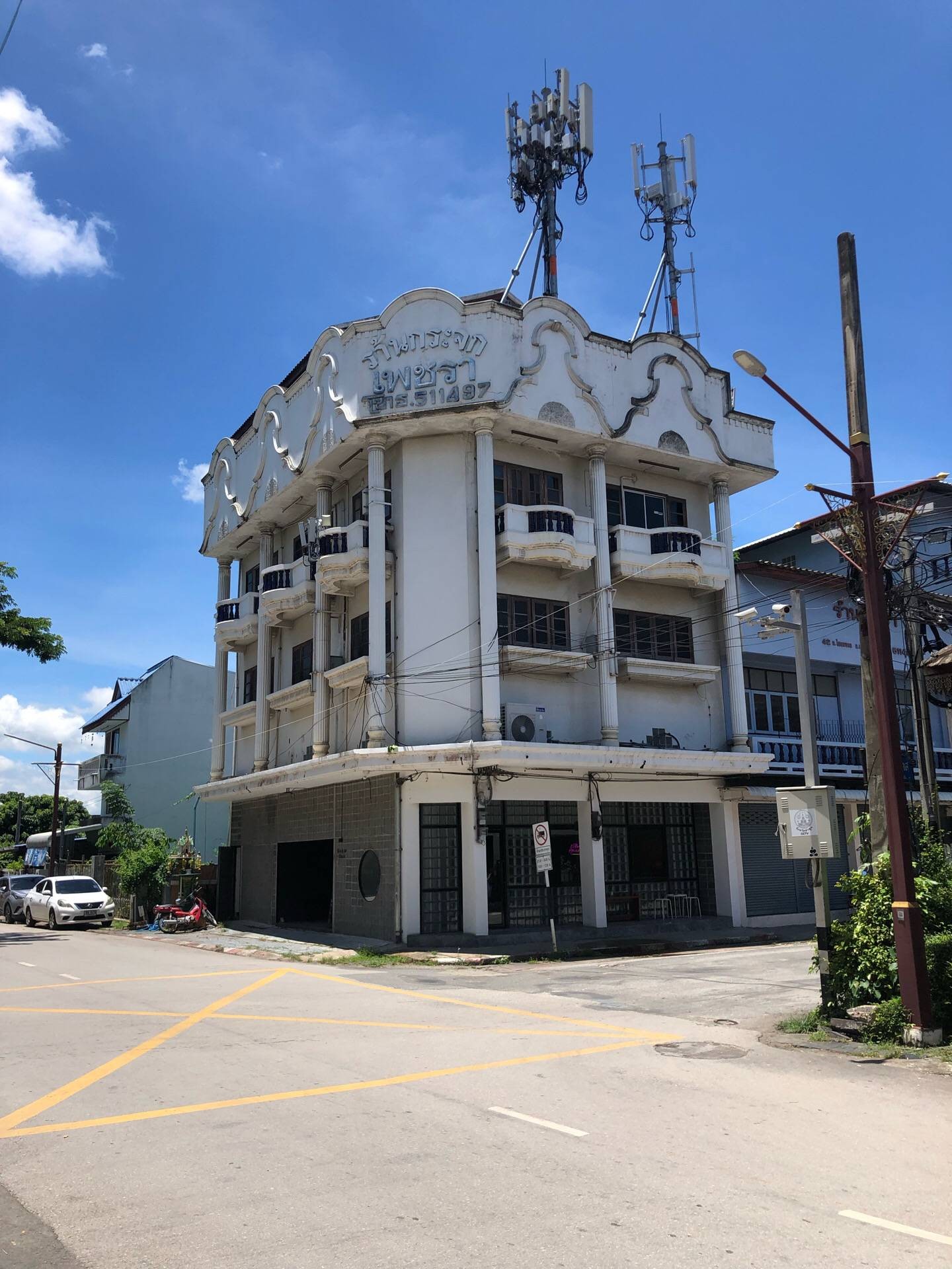 รีวิว Black to Basic Lamphun Black to Basic - ขนมอร่อย ที่นั่งแบบตามใจฉัน