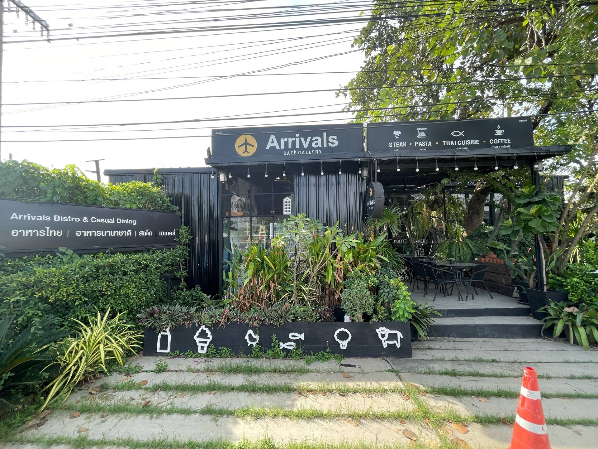 รูป Arrivals Cafe Gallery สุวินทวงศ์