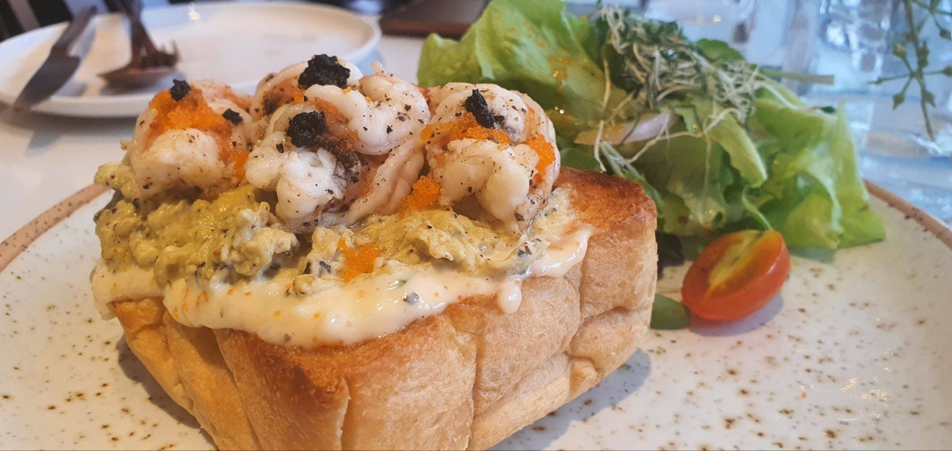 Tiger Prawns Toast • เมนูนี้ดีทุกตรง ขนมปังดี กุ้งสุกกำลังดี ซอสดี คือ ...