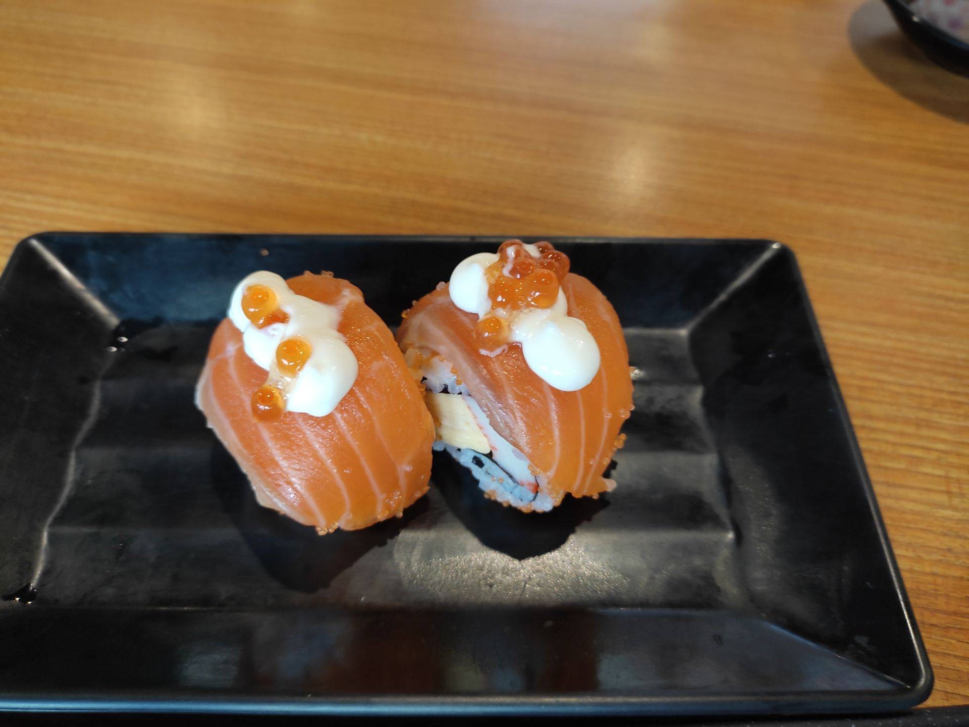 แซลมอนโรล ร้าน Aroi Sushi Thru Thonglor ถนนเพชรบุรีตัดใหม่ - Wongnai