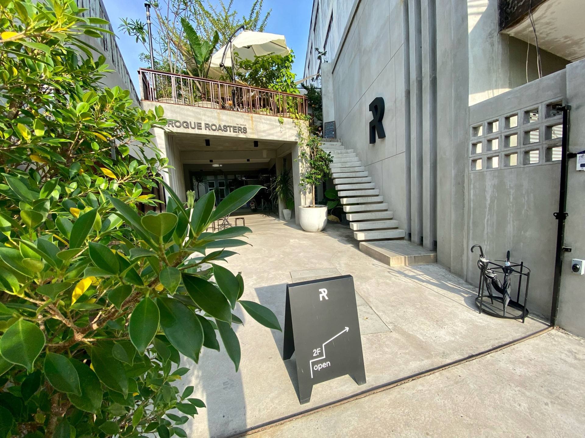 รีวิว Rogue Roasters โรก โรสเตอร์ - ร้านกาแฟสุดเท่ห์ฝั่งวารินฯ พร้อม ...