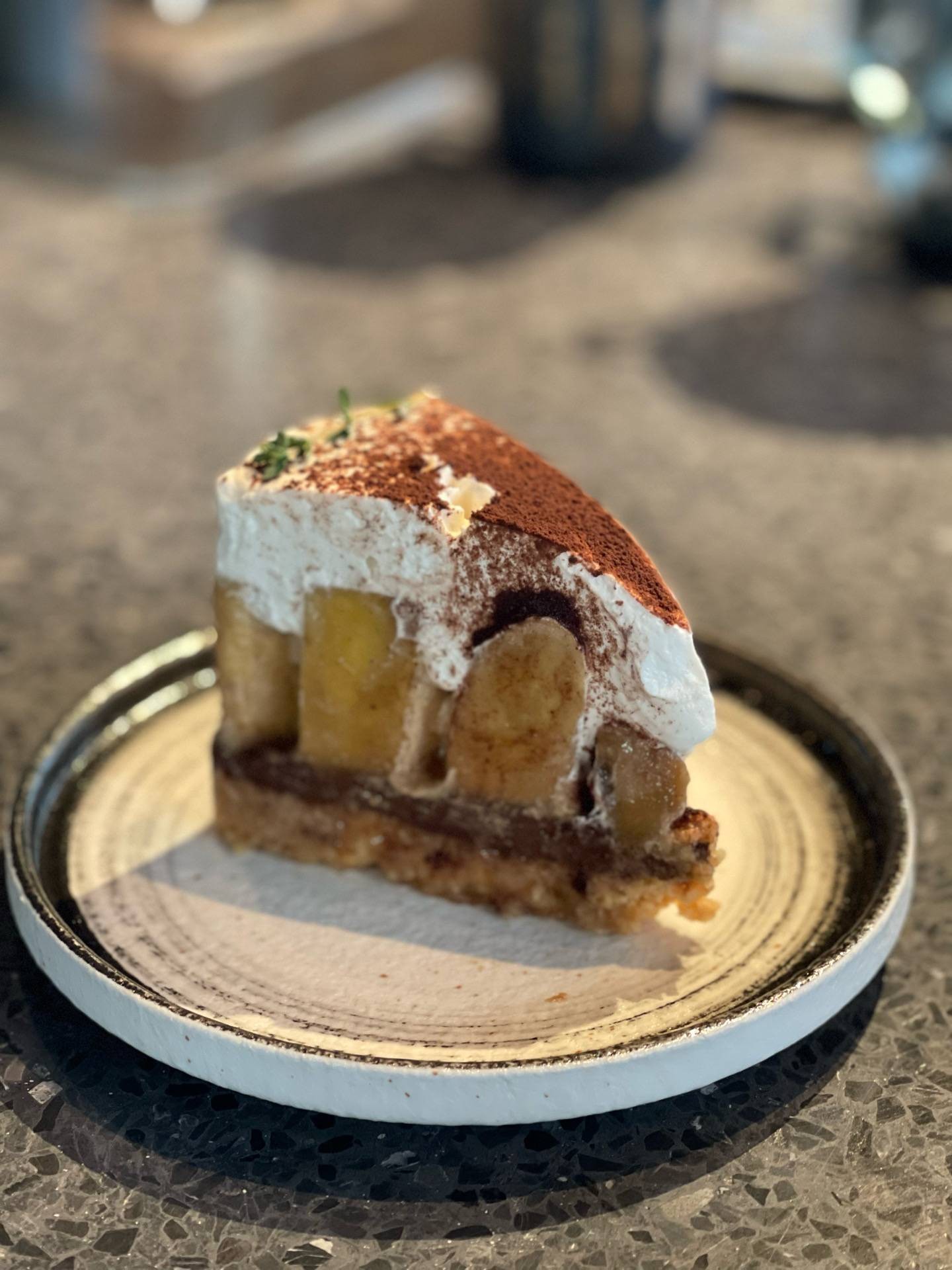 รีวิว Wisp Cafe Rayong - ที่จอดรถเยอะ พนักงานบริการดี กาแฟกับเค้กอร่อย ...