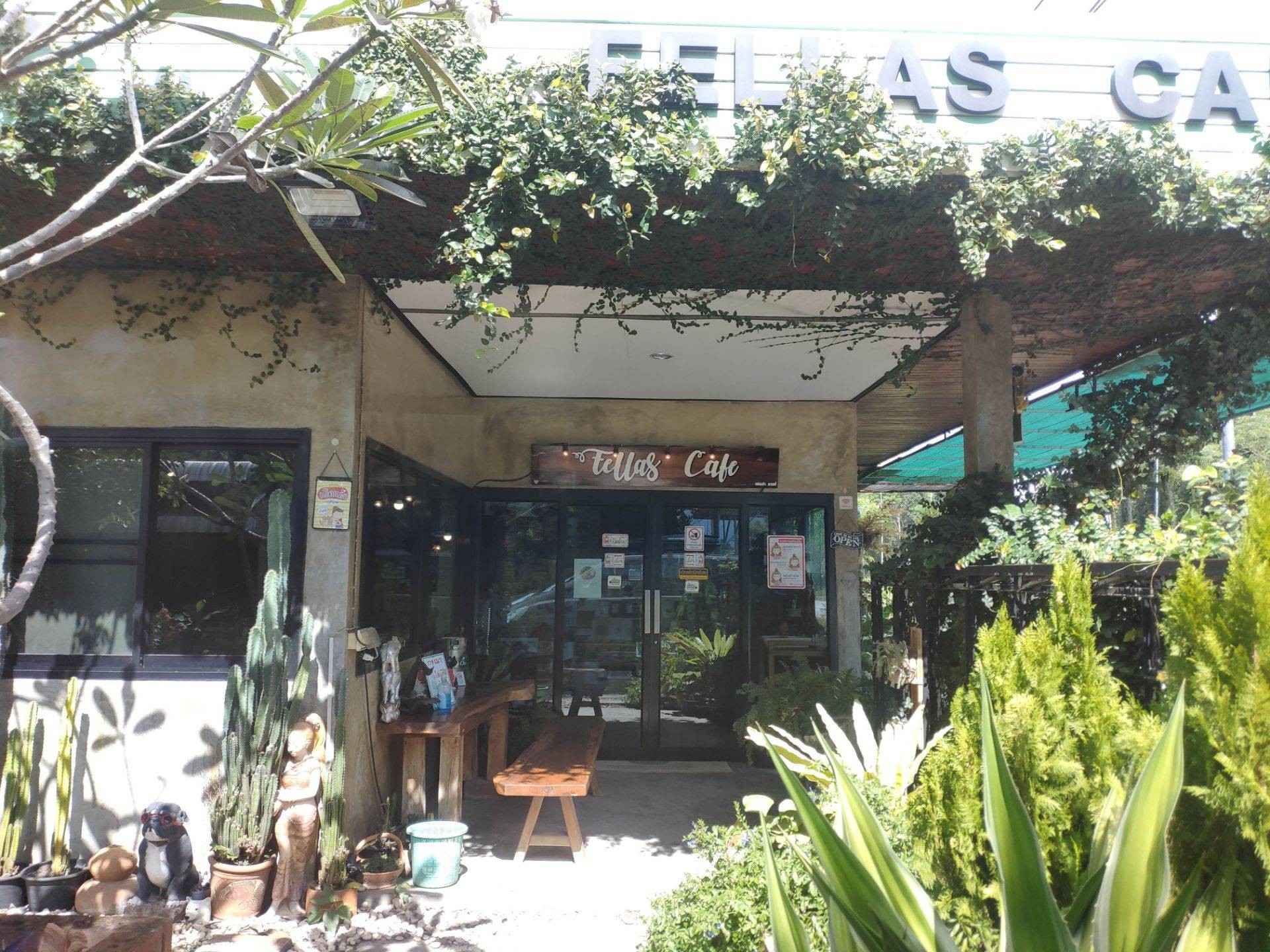 รีวิว Fellas Cafe - กาแฟดี มะขามใหญ่ คนเยอะมากบางช่วง