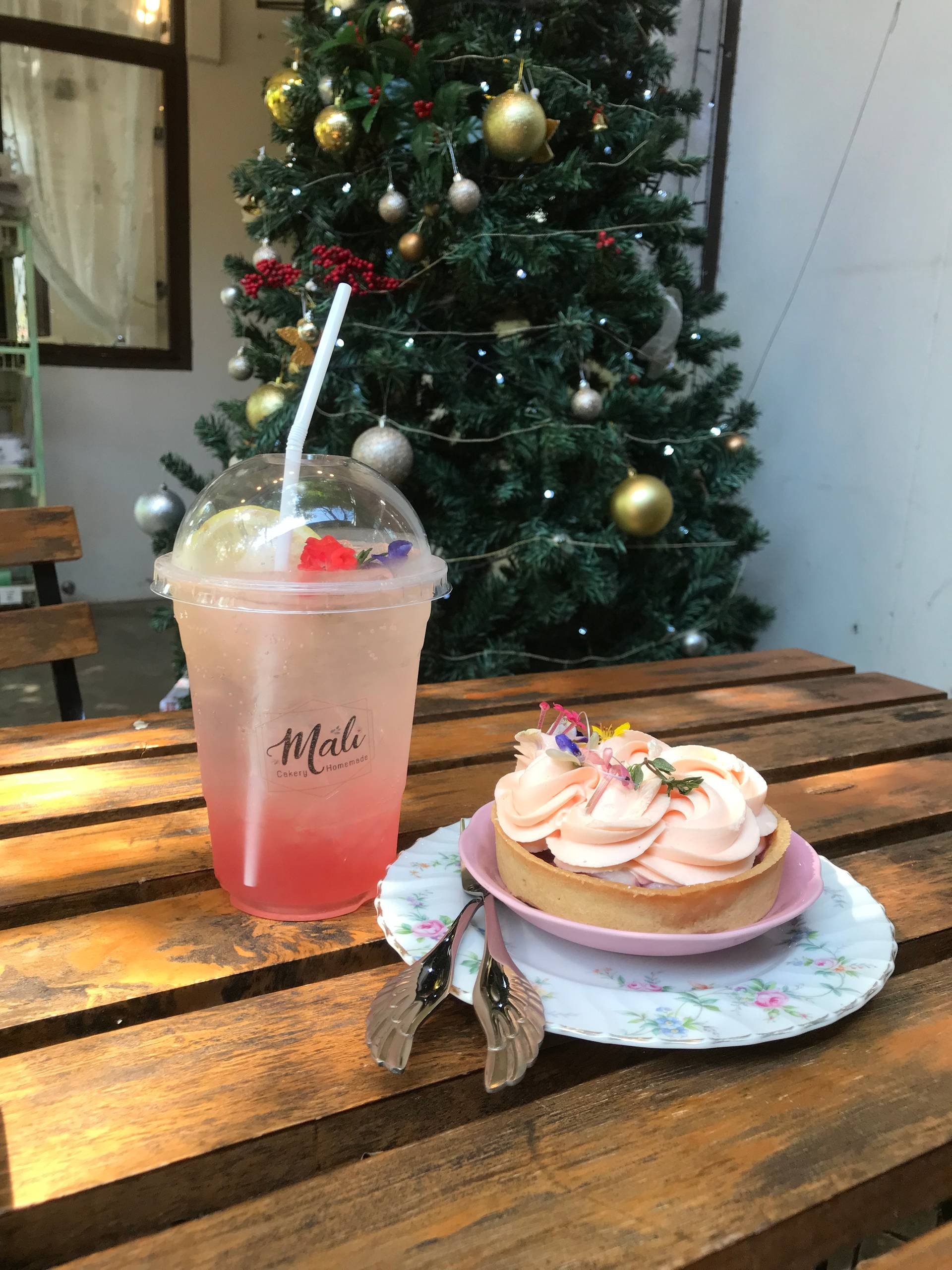 ลิ้นจี่กุหลาบโซดา • เครื่องดื่มไม่หวานมาก ร้าน Mali Cakery Homemade ...