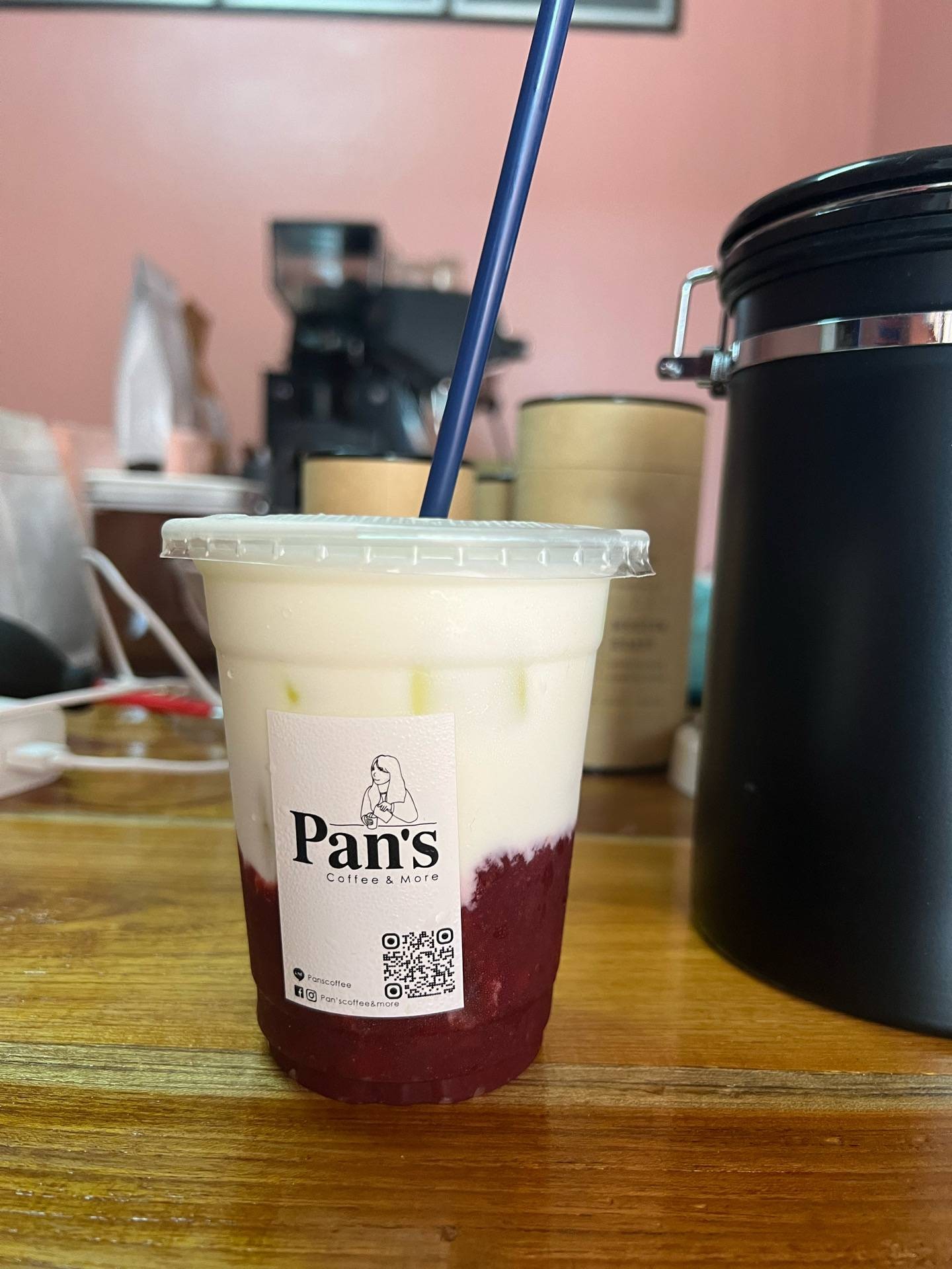 รีวิว Pan's coffee & More - นมสดสตอเบอรี่ สดชื่นมาก