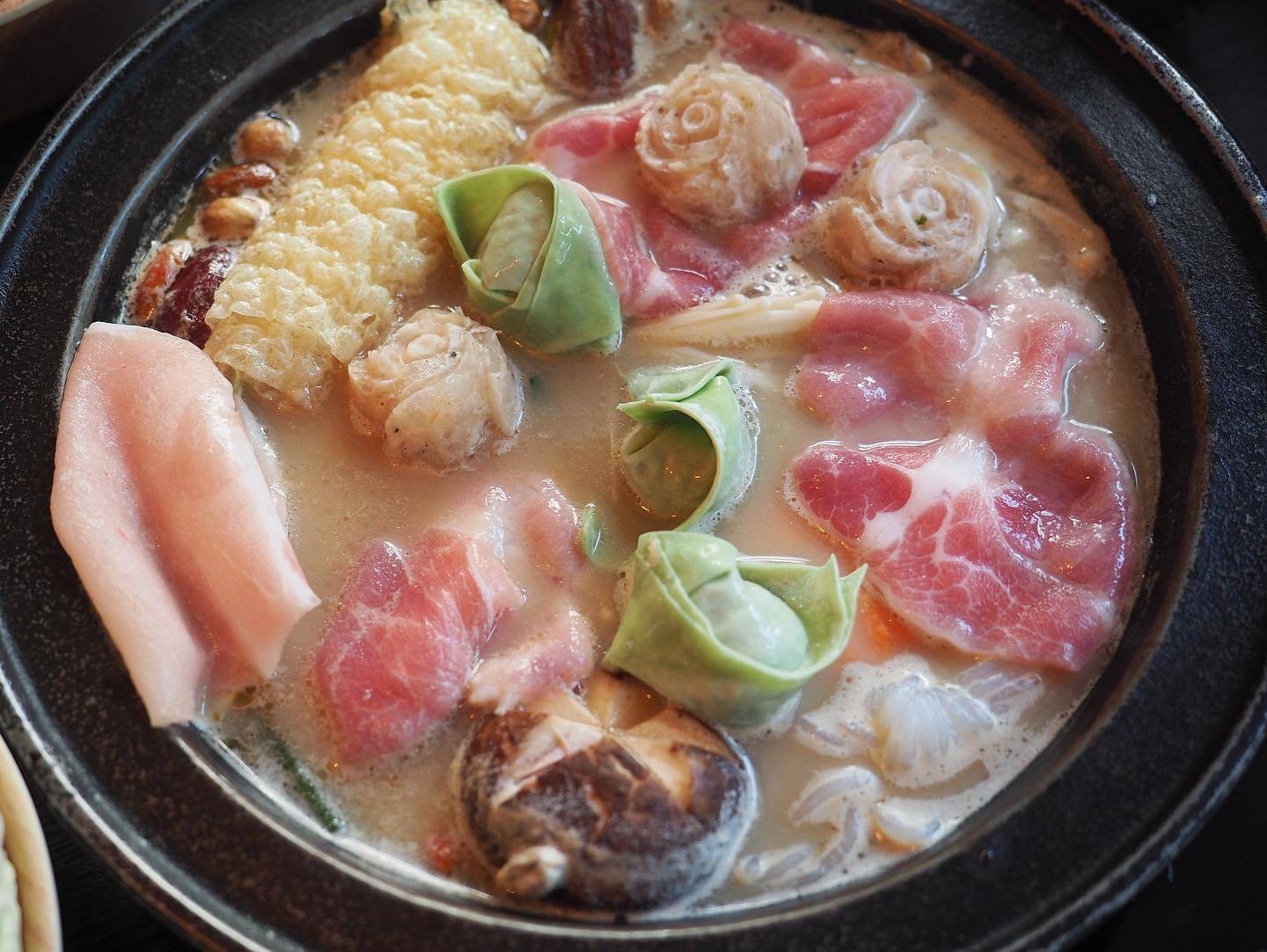 รูป HANJI Taiwanese Hot Pot ทองหล่อ