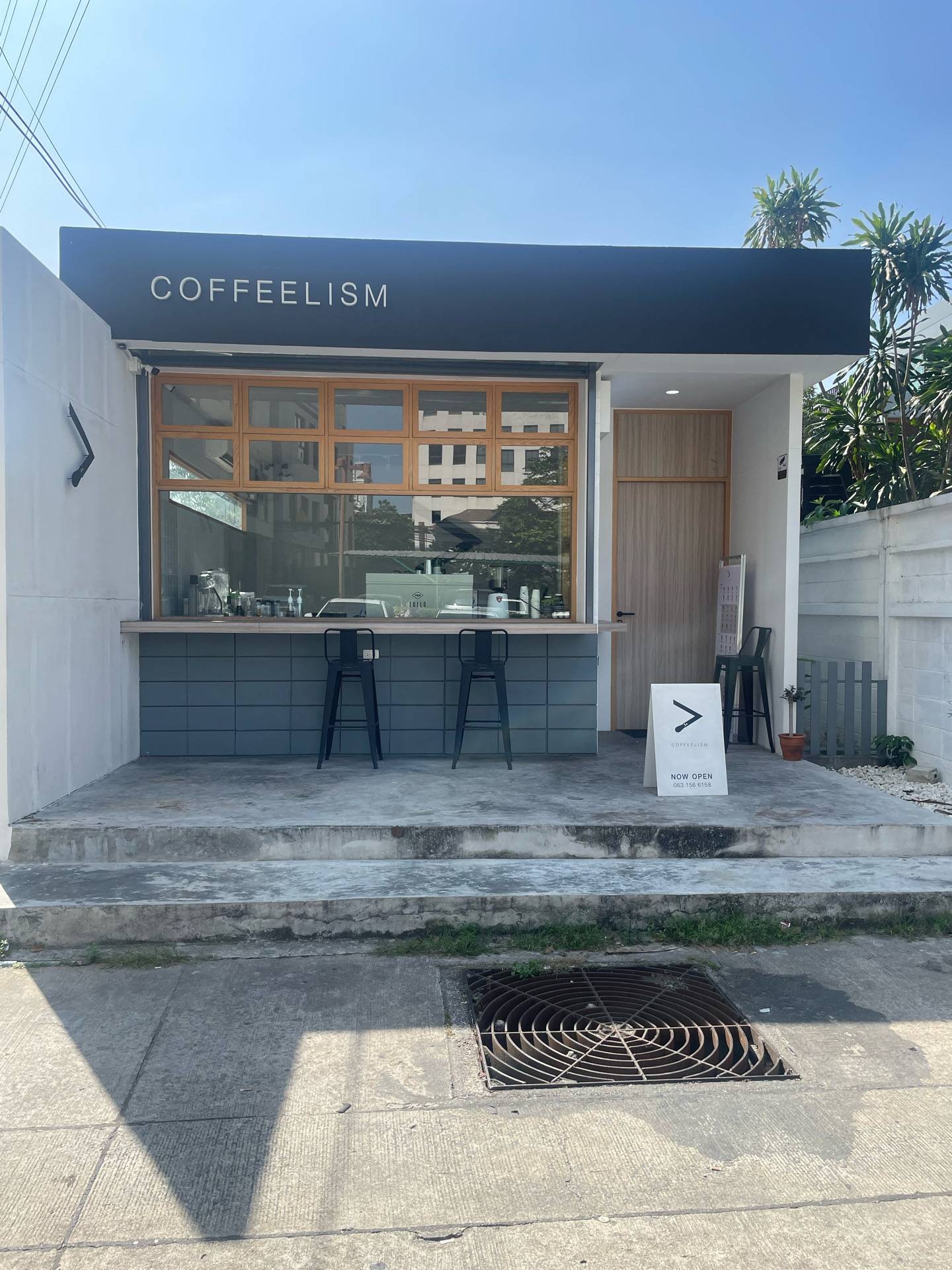 รีวิว Coffeelism รัชดาภิเษก - ร้านกาแฟตกแต่งสไตล์มินิมอล เท่ๆ ด้านหน้า ...