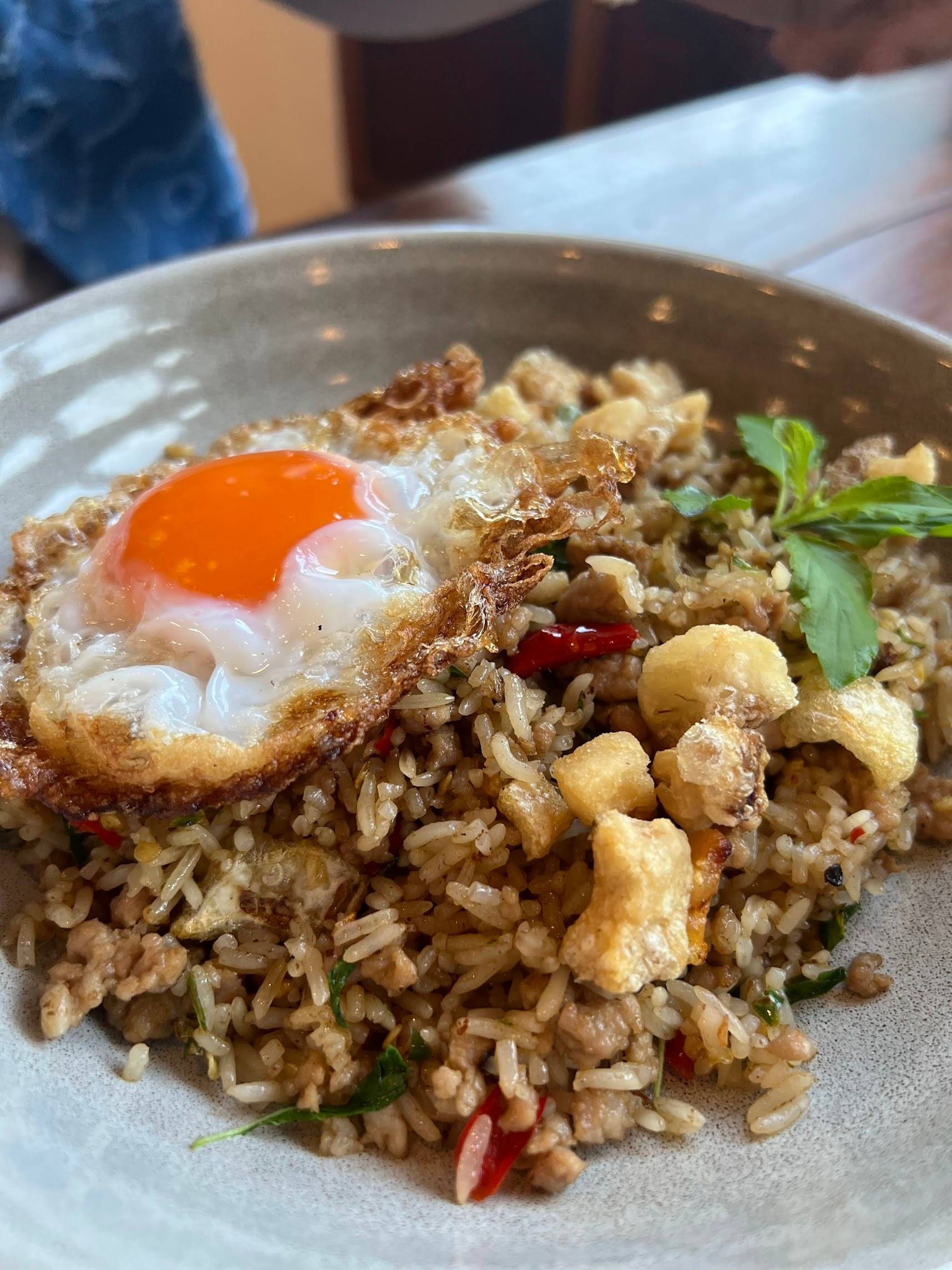 ข้าวกะเพราหมูสับกากหมูไข่ดาว ร้าน Rosebay Home cooking Café