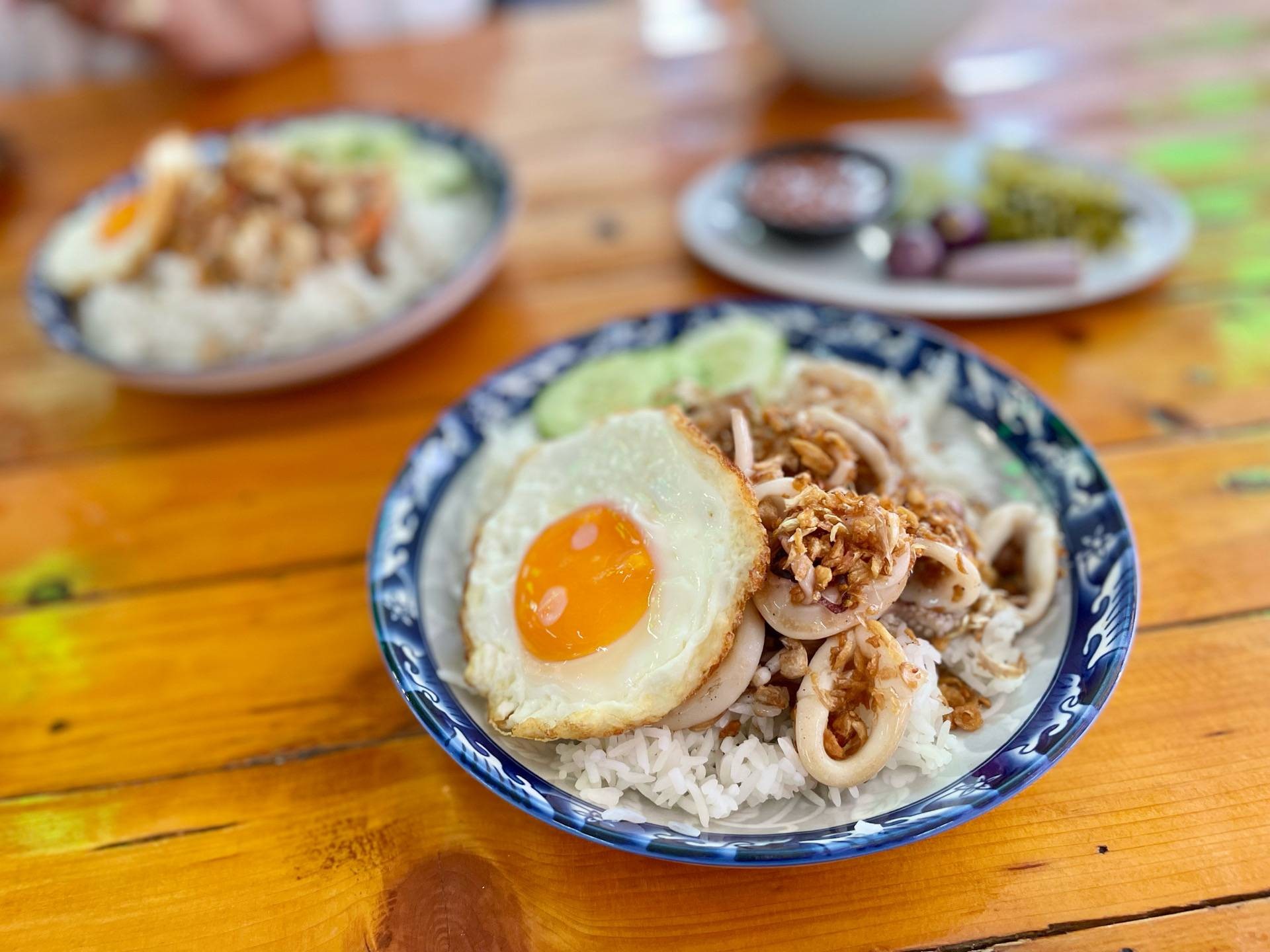 🍛 ข้าวหมึกผัดกระเทียมไข่ดาว. (ราคา 70 บาท) ร้าน ร้าน Mhan-หมาน