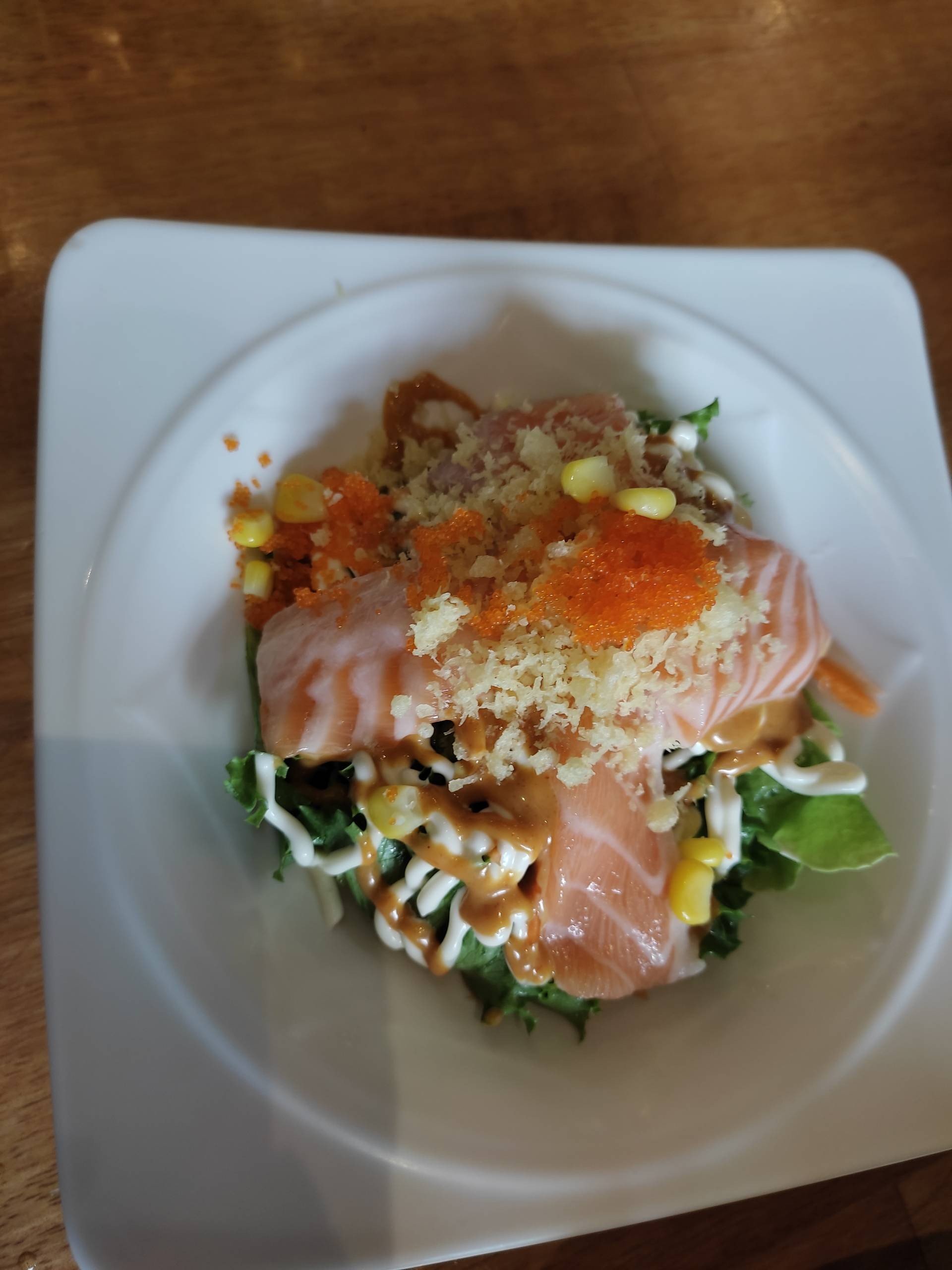 สลัดแซลมอน ร้าน Aroi Sushi Thru Thonglor ถนนเพชรบุรีตัดใหม่ - Wongnai