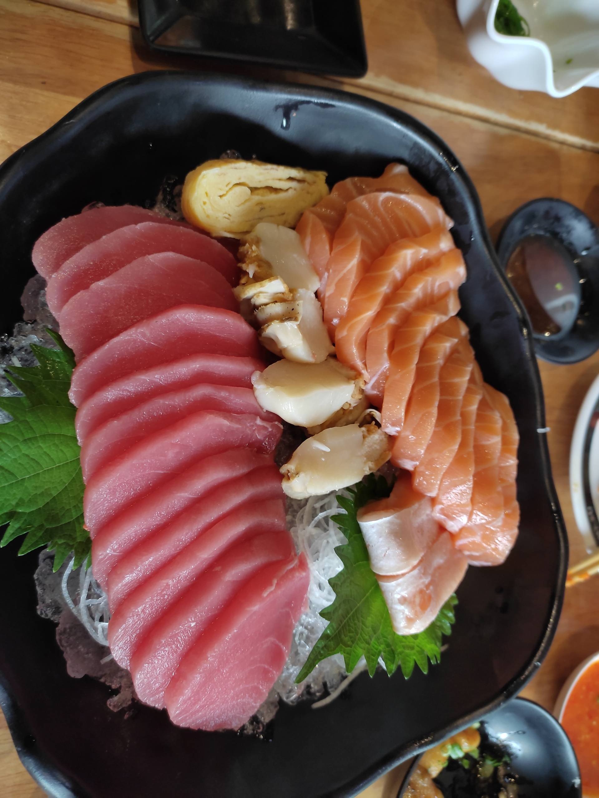 ซาชิมิรวม ร้าน Aroi Sushi Thru Thonglor ถนนเพชรบุรีตัดใหม่ - Wongnai