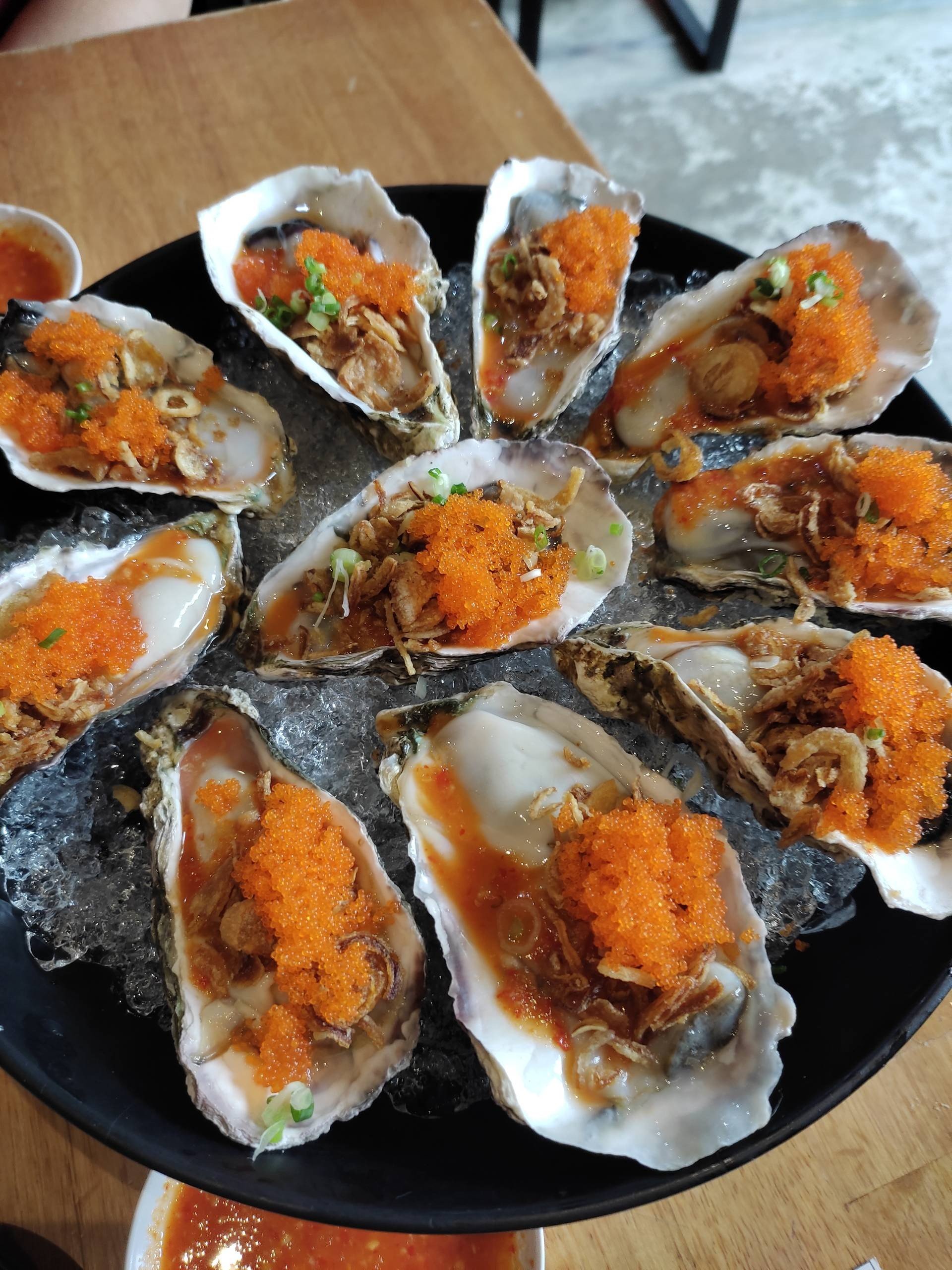 หอยนางรม ร้าน Aroi Sushi Thru Thonglor ถนนเพชรบุรีตัดใหม่ - Wongnai