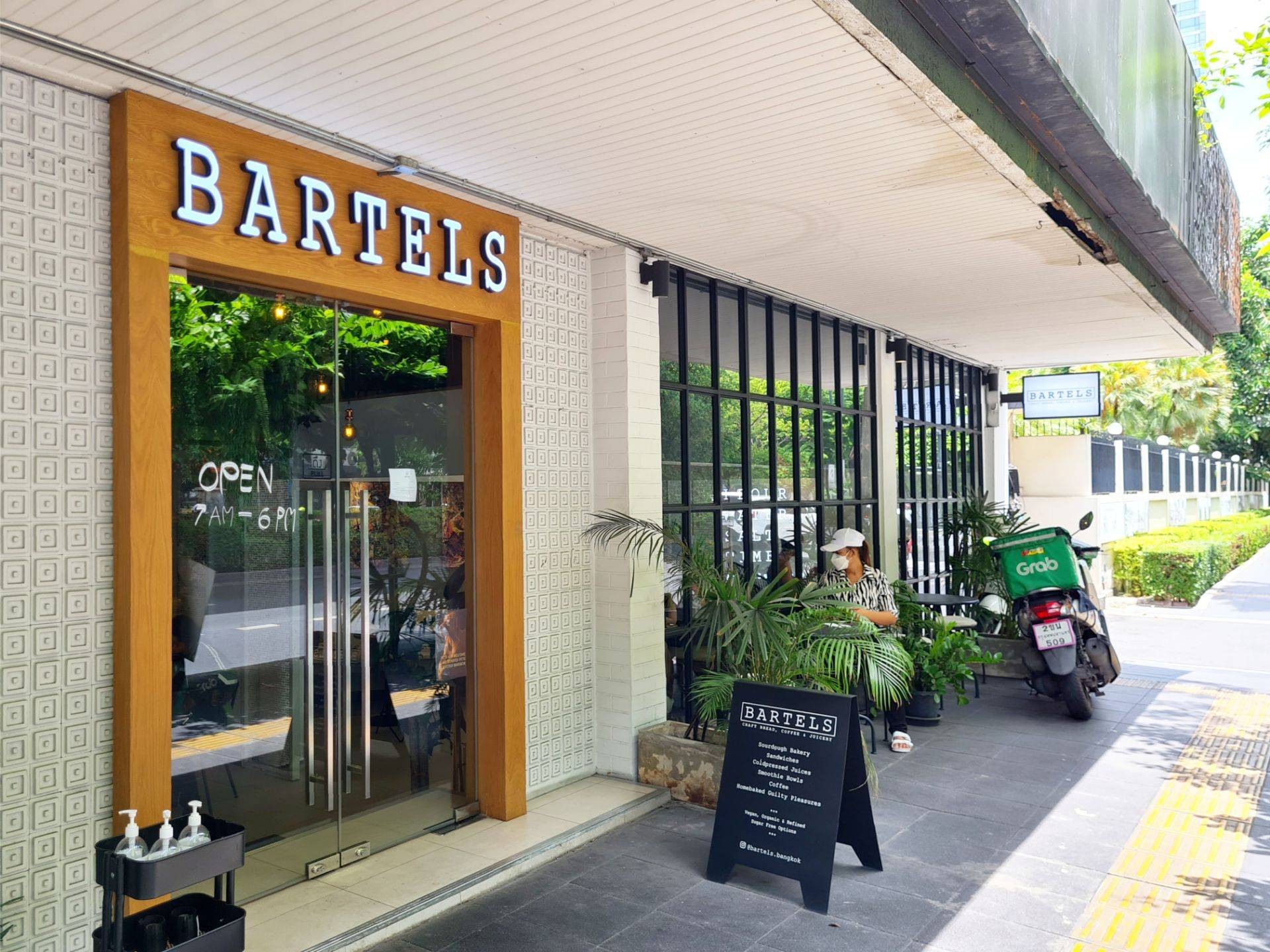รูป Bartels Craft Bread Coffee & Juicery Phrom Phong