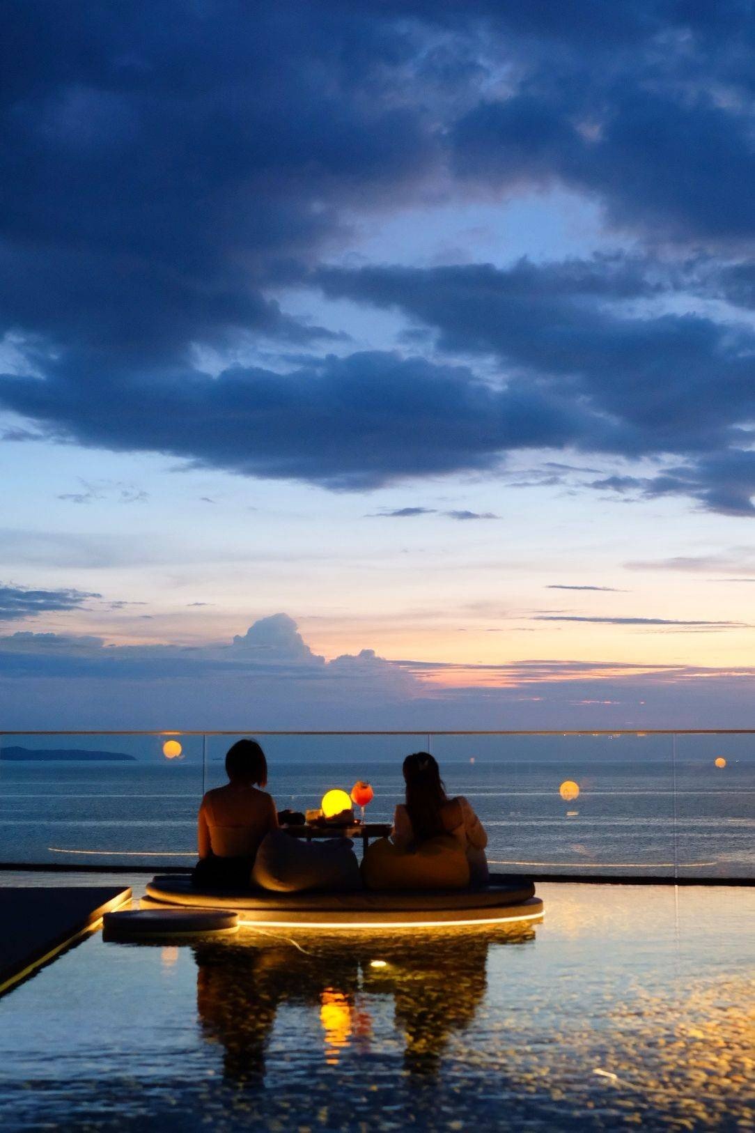 รูป over the moon sky lounge