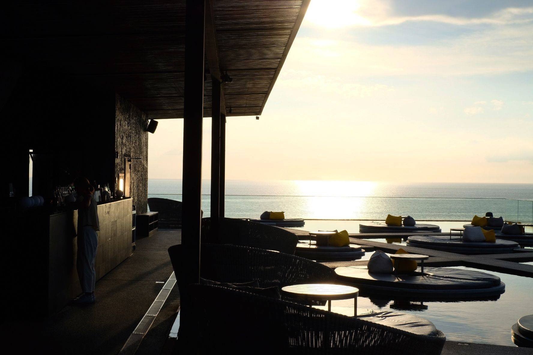 รีวิว over the moon sky lounge - rooftop bar วิวพระอาทิตย์ตกแสนโรแมนติก