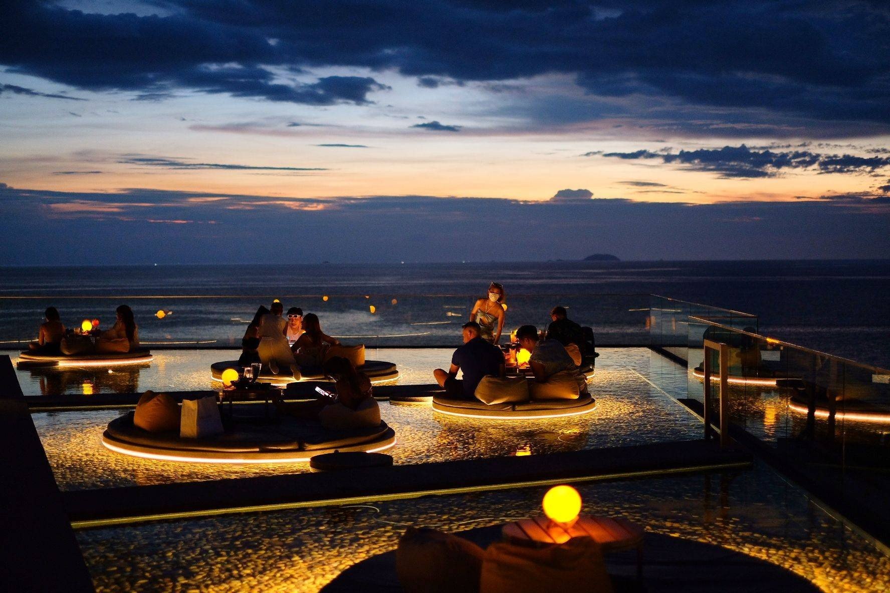 รูป over the moon sky lounge