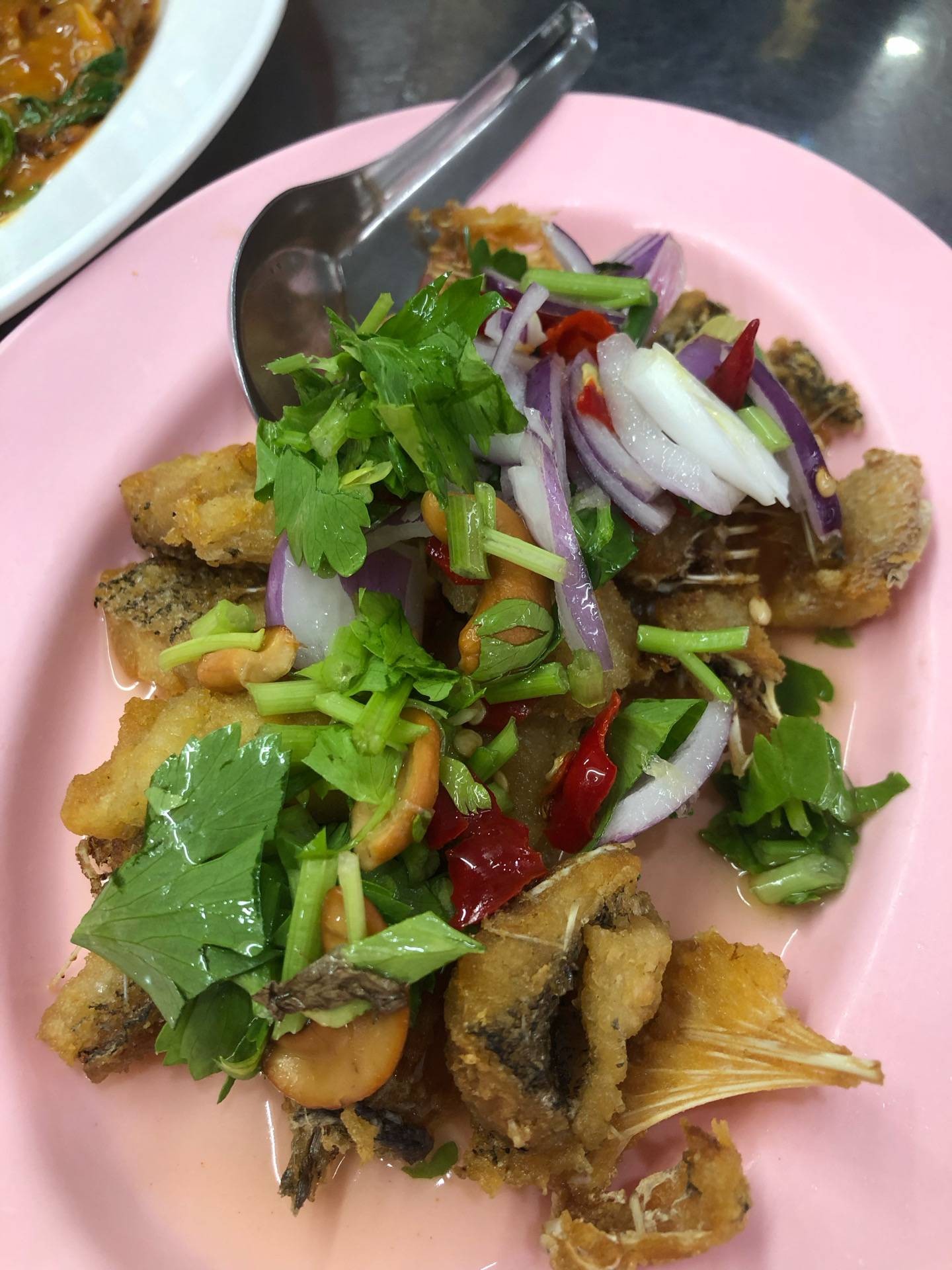 ยำปลาสลิด ร้าน บะหมี่บ้านโป่งเจ๊แดง