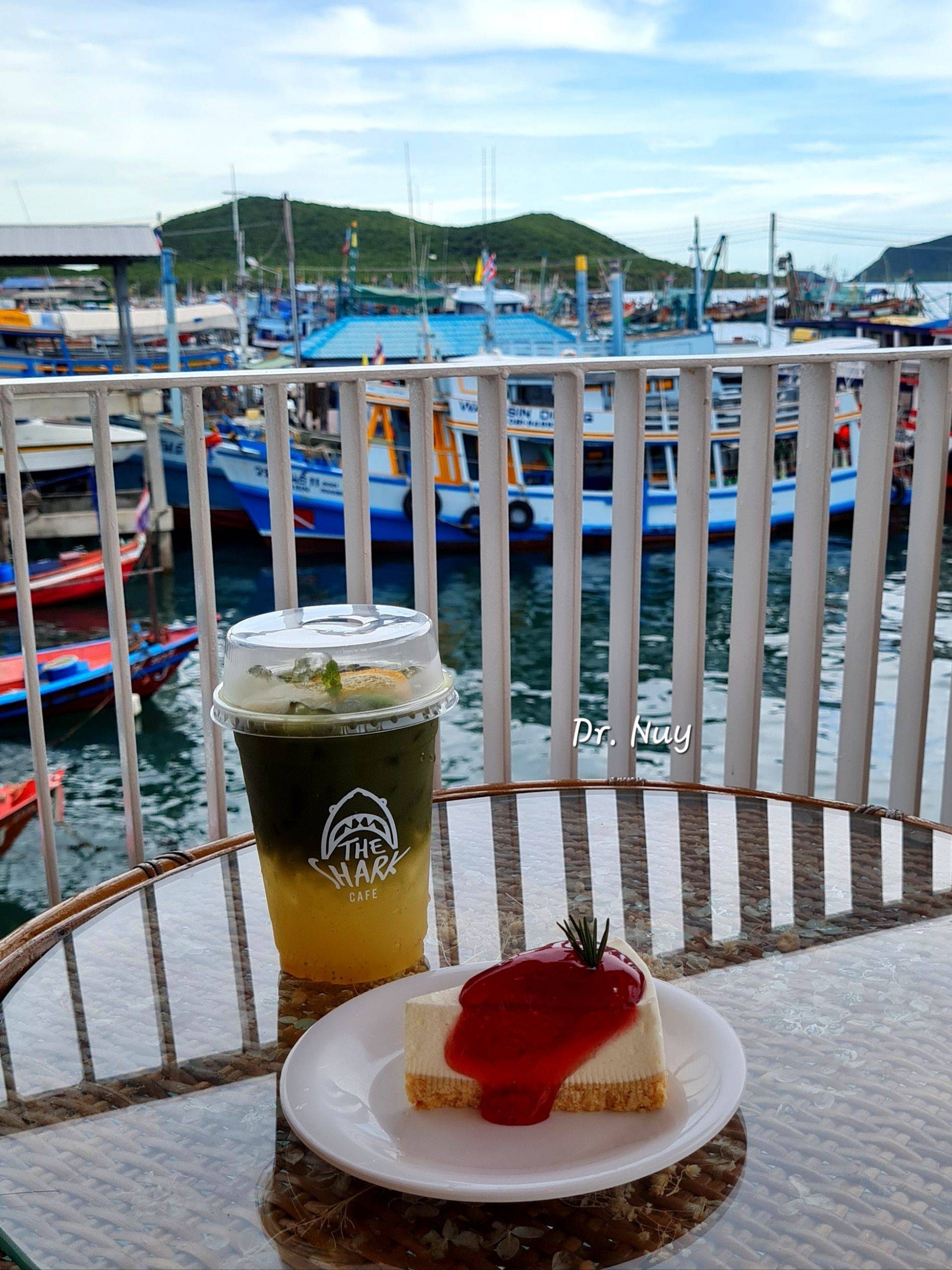 รูป The shark cafe