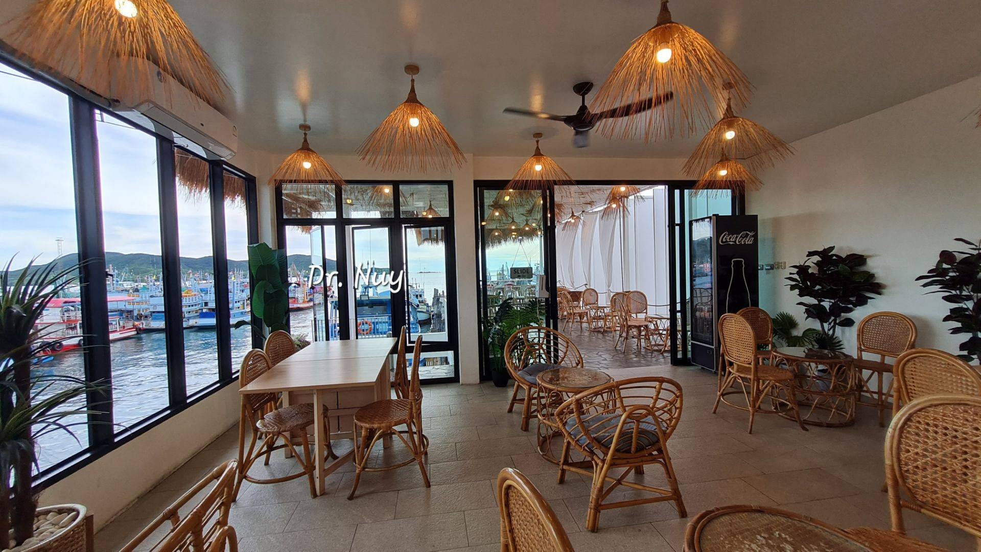 รูป The shark cafe