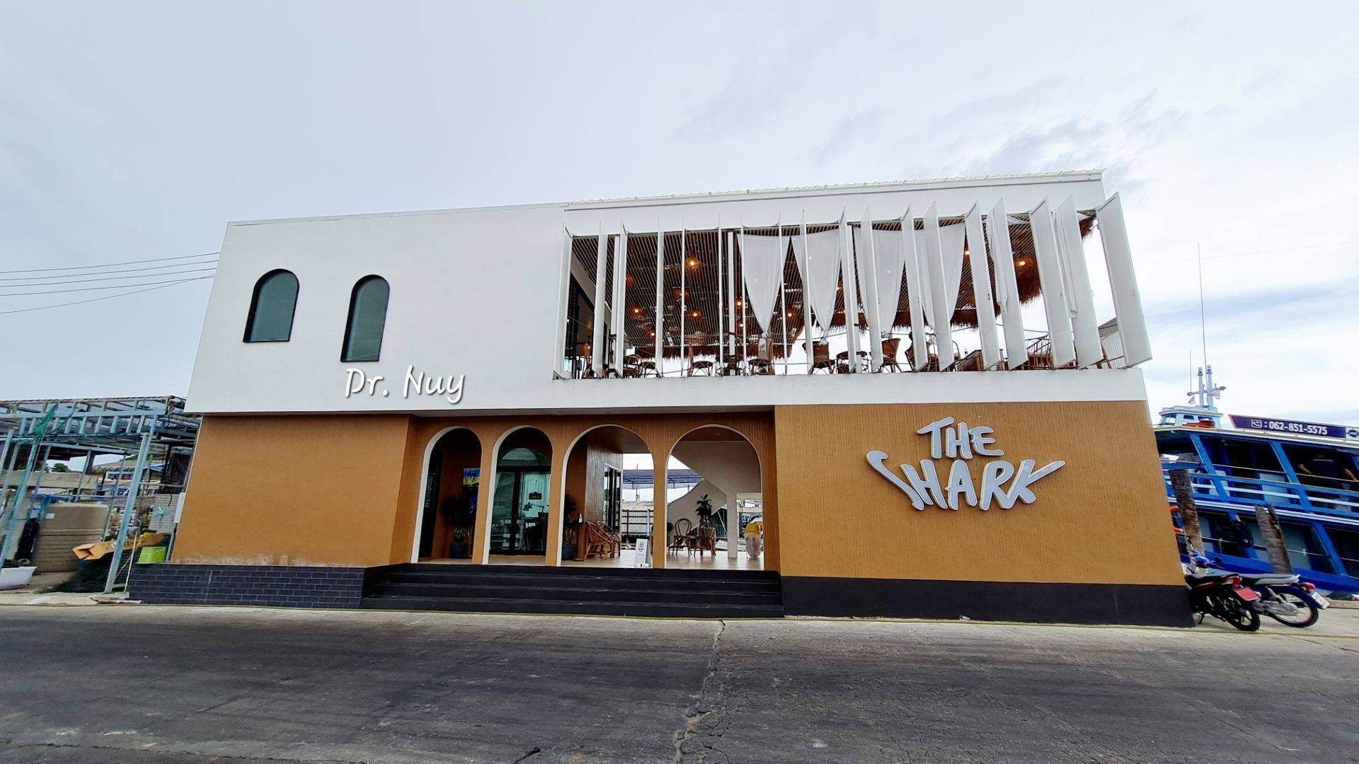 รูป The shark cafe