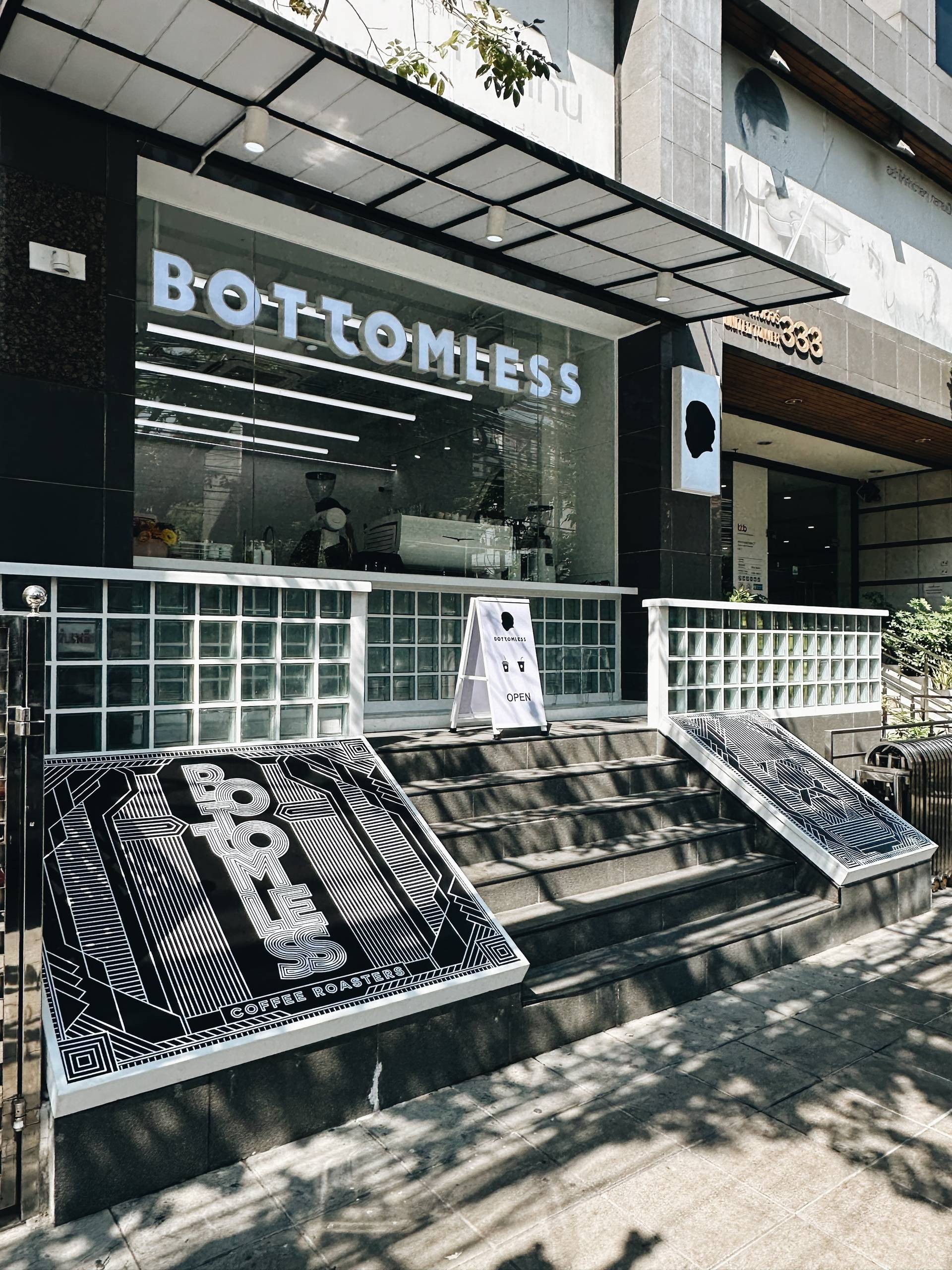 รูป บอททอมเลส ทองหล่อ - Thonglo Road (ร้านกาแฟ บอททอมเลส)