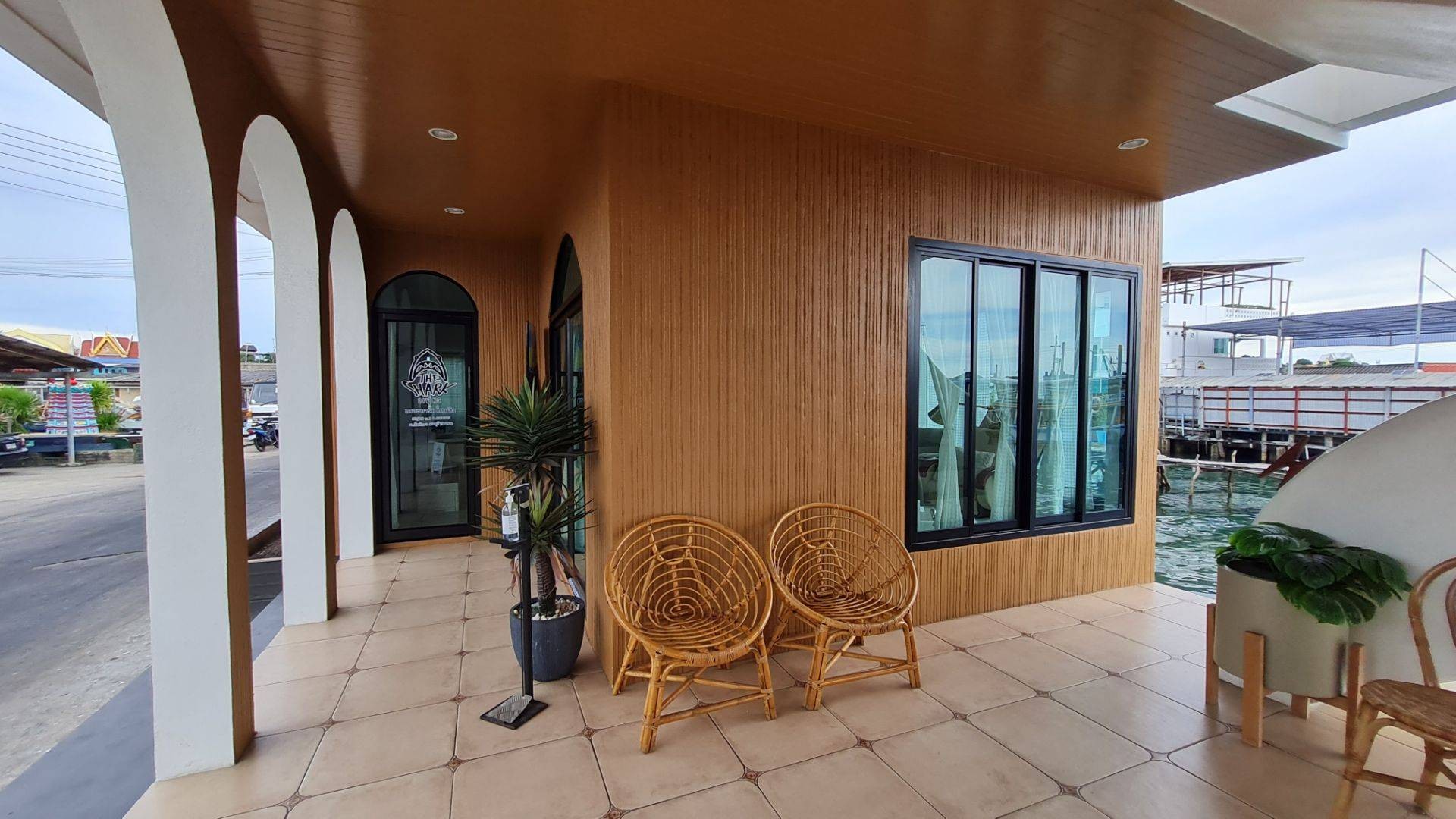 รูป The shark cafe