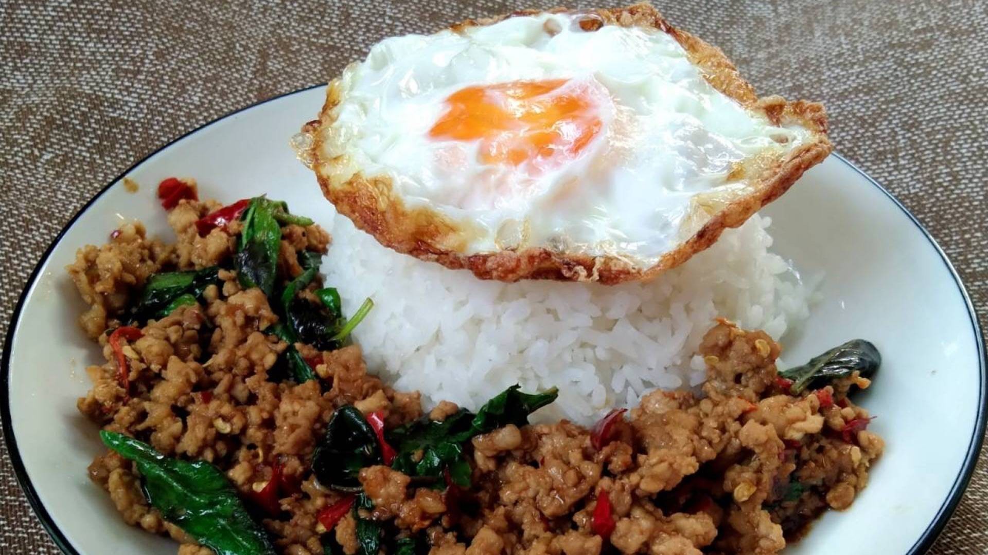 กะเพราพริกแห้ง โชคดี - สั่งอาหารเดลิเวอรี | Wongnai x LINE MAN