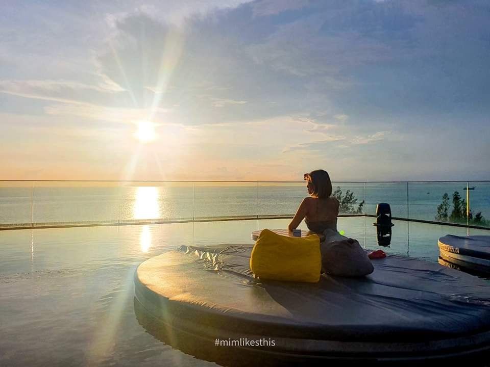 รูป over the moon sky lounge