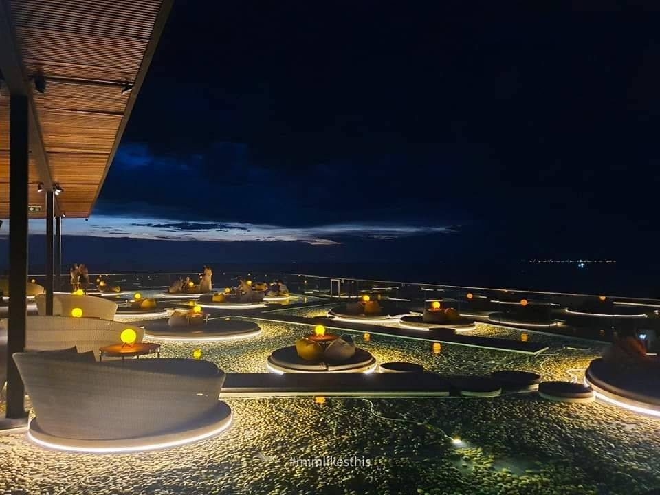 รูป over the moon sky lounge