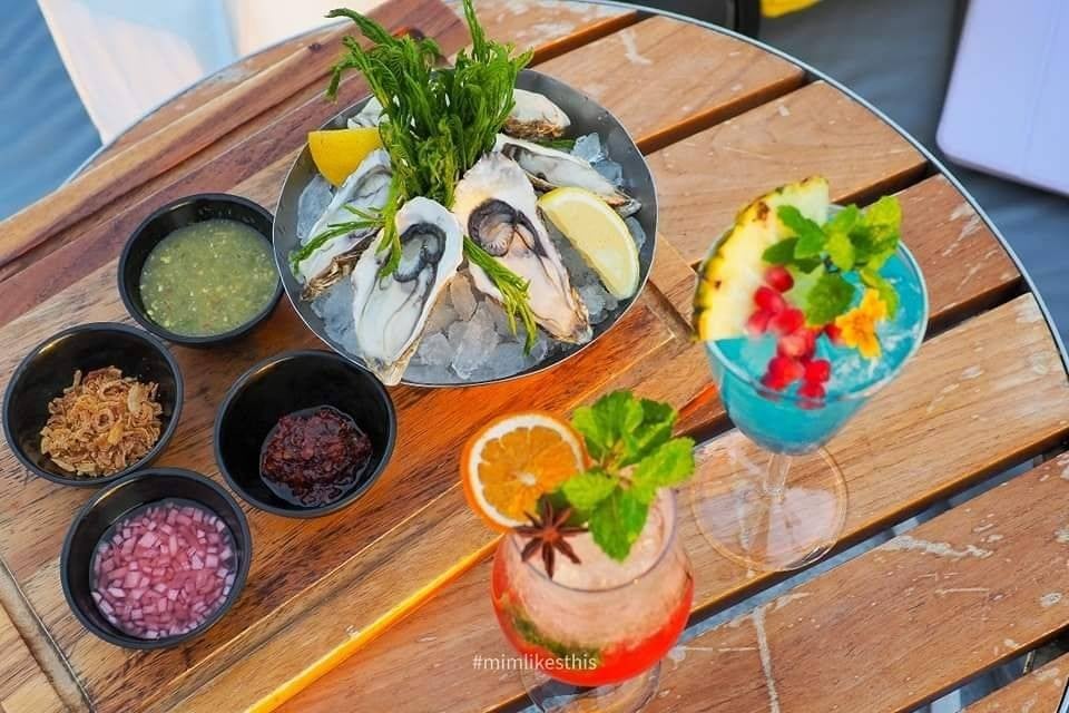 รูป over the moon sky lounge