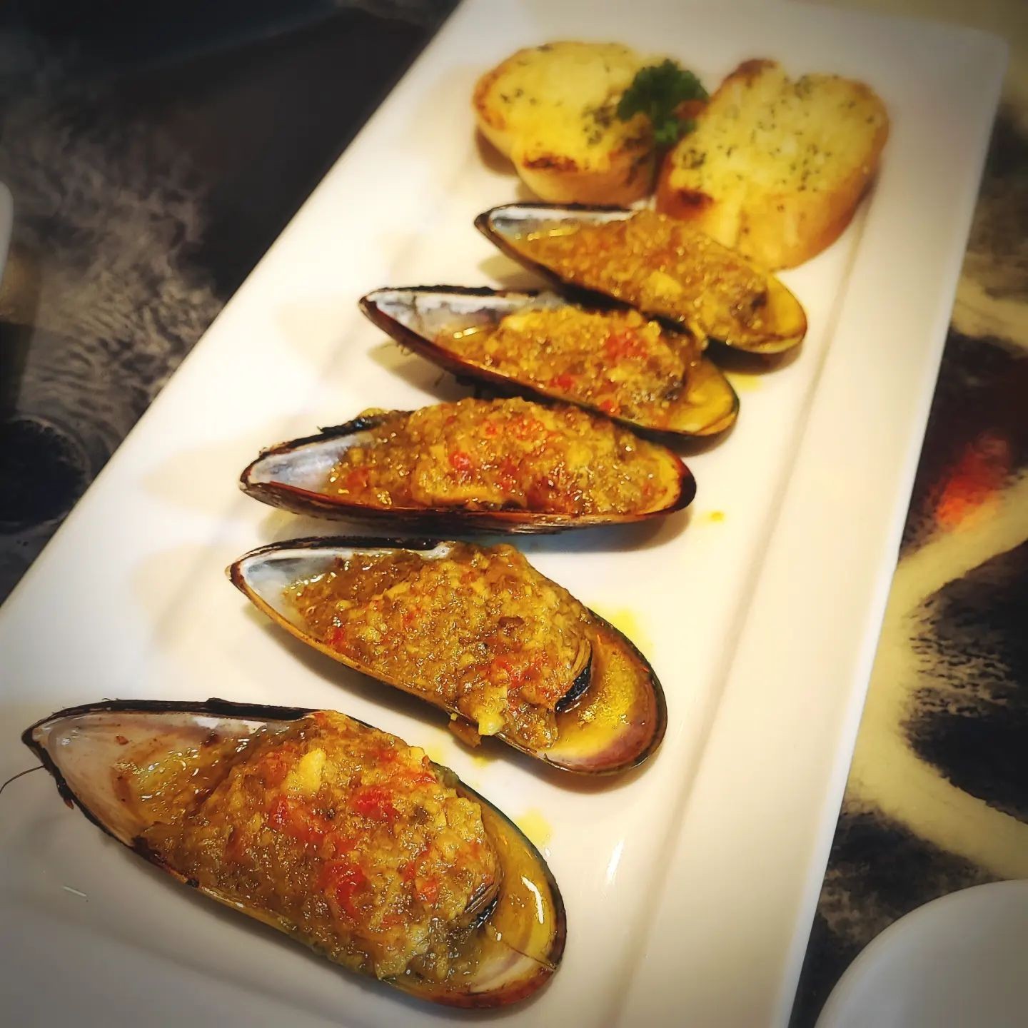 หอยแมลงภู่นิวซีแลนด์อบเนยกระเทียม ร้าน Ploen Restaurant