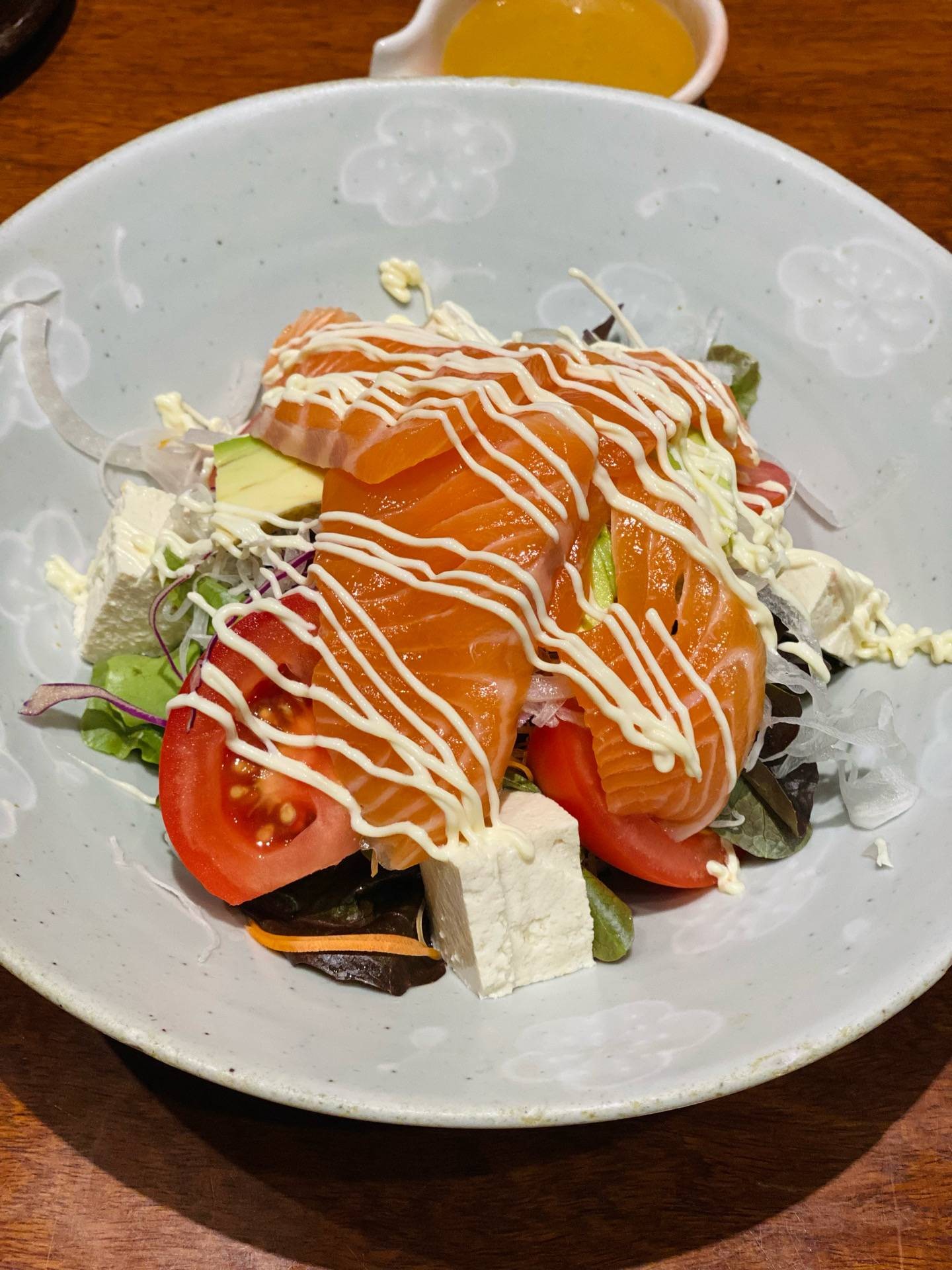 สลัดปลาแซลมอนเต้าหู้และอะโวคาโด ร้าน Suikin Japanese Restaurant - Wongnai