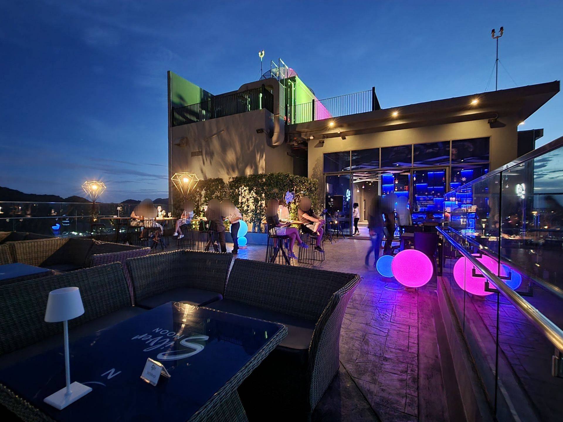 รูป Silver Moon Rooftop Bar Novotel Sriracha & Koh Si Chang Marina Bay