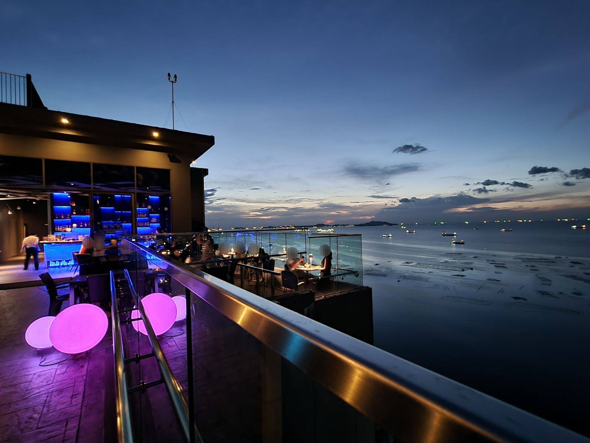 รูป Silver Moon Rooftop Bar Novotel Sriracha & Koh Si Chang Marina Bay