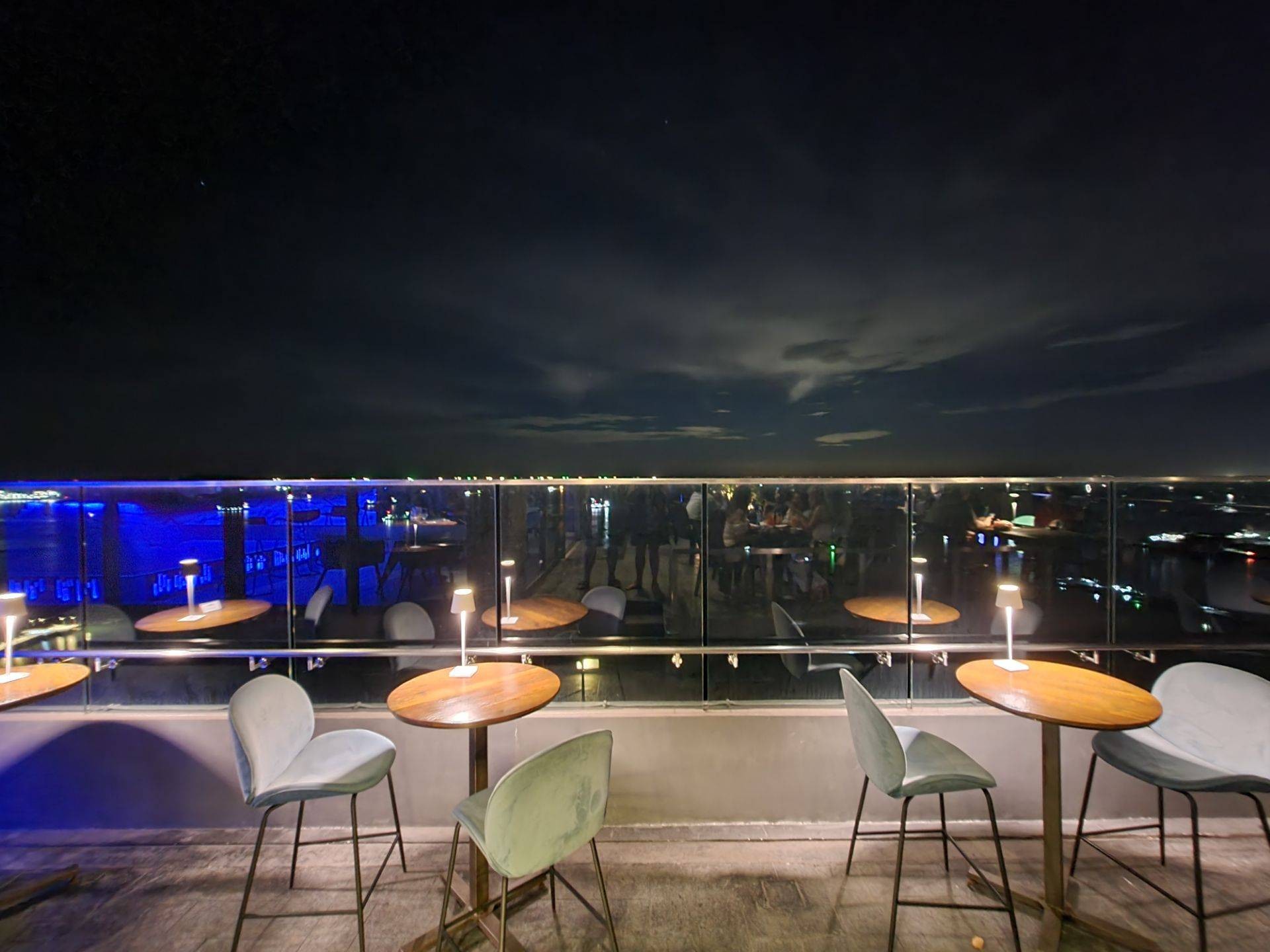 รูป Silver Moon Rooftop Bar Novotel Sriracha & Koh Si Chang Marina Bay