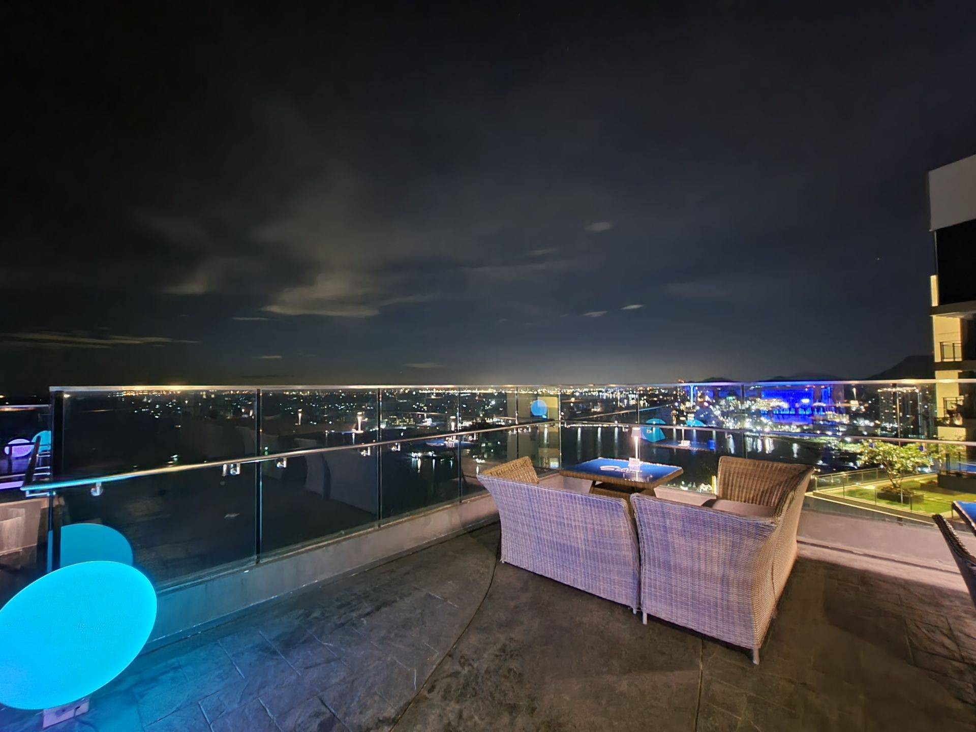 รูป Silver Moon Rooftop Bar Novotel Sriracha & Koh Si Chang Marina Bay