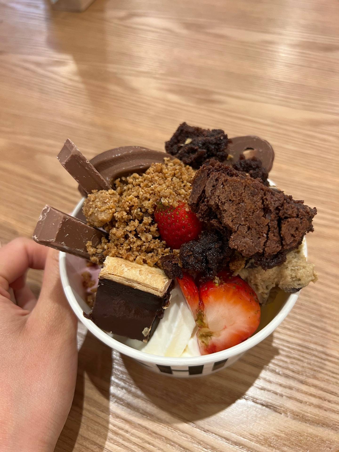 รีวิว Yochi Windsor - Super fun 🍦 froyo place. Scoop your own toppings ...