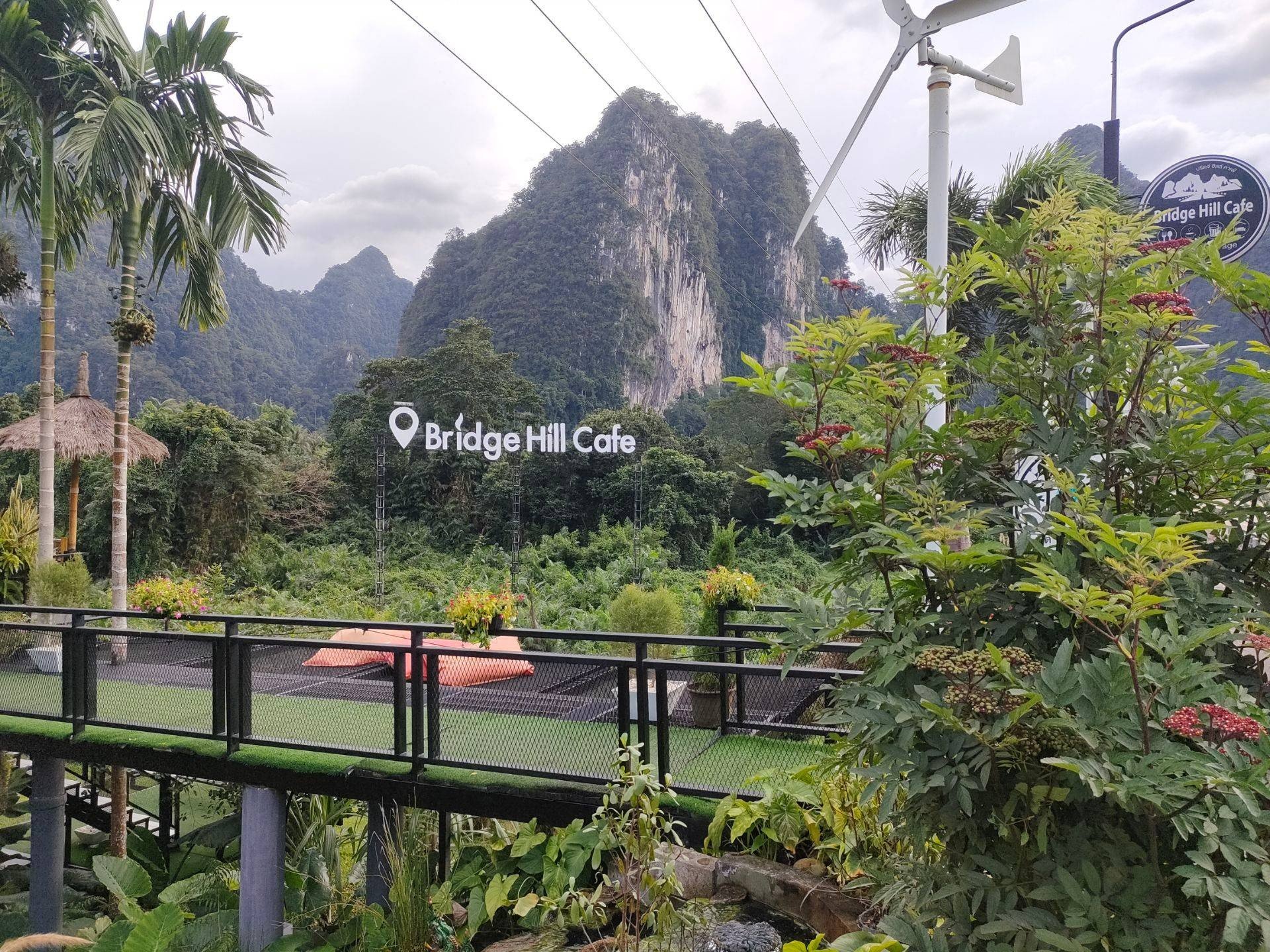 รีวิว Bridge Hill Cafe - คาเฟ่ติดถนนวิวภูเขา ระหว่างทางไปเขาสก