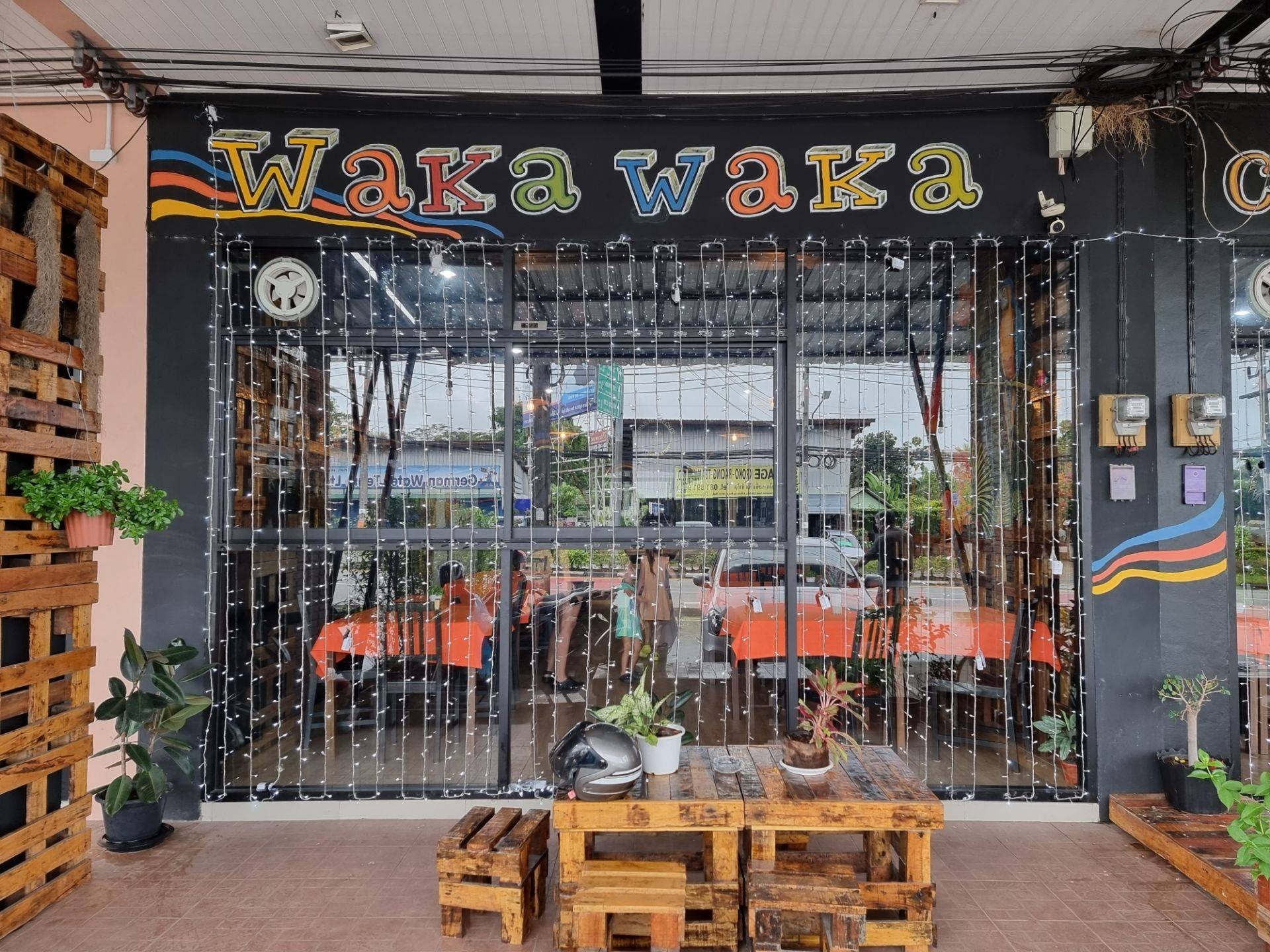 รีวิว Waka Waka cafe and restaurant - คาเฟ่นก เล่นกับน้องนกเพลินเลย