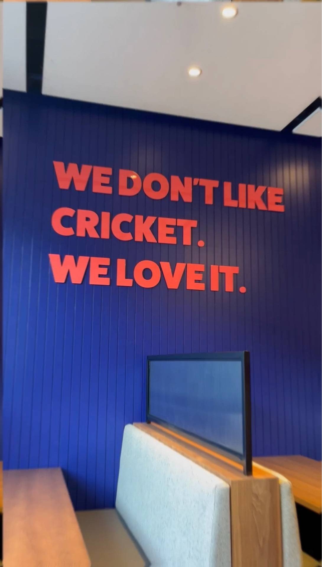 รีวิว Tricky Wicket - Play 🏏 cricket and 🥩🍹 dine!