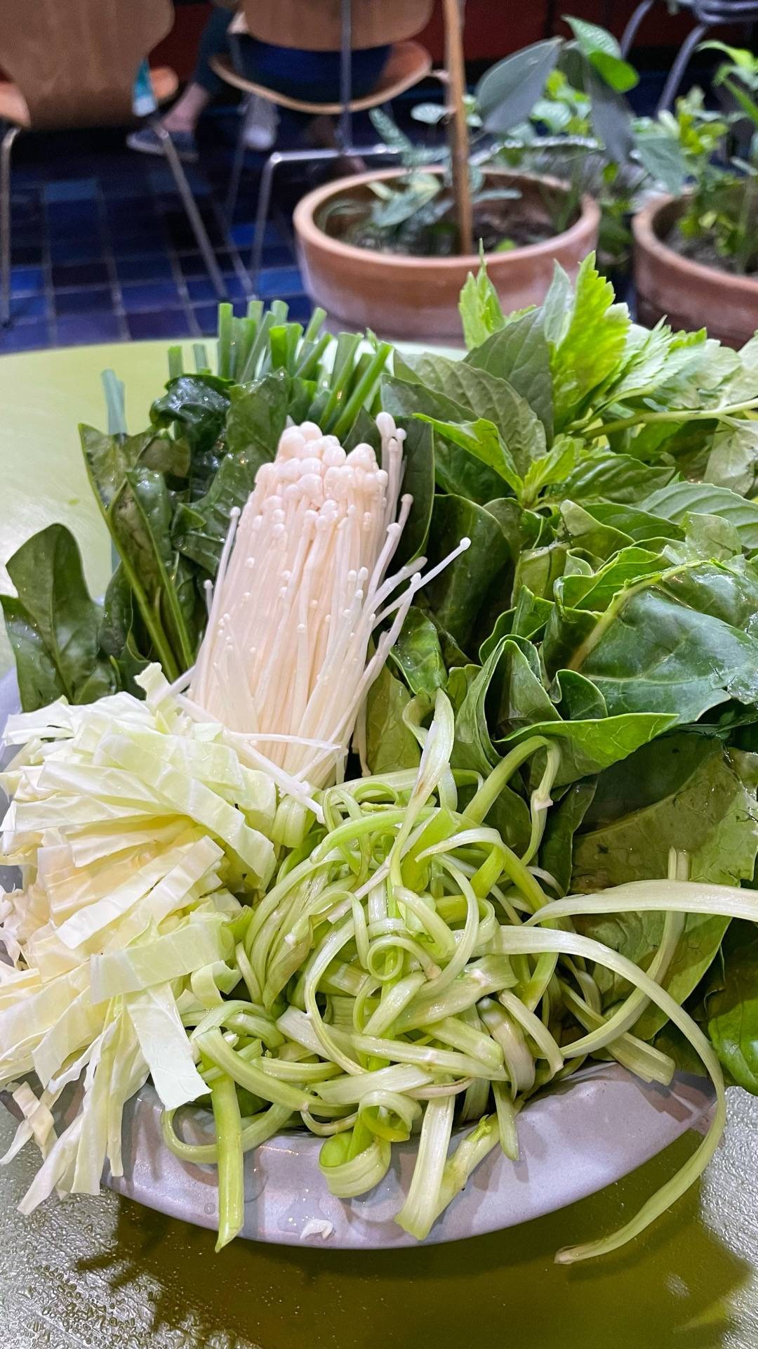 เซตผักจิ้มจุ่ม ร้าน Phed Phed Lhay (เผ็ดเผ็ด หลาย) ตั้งอยู่ที่ ซอยสายลม ...