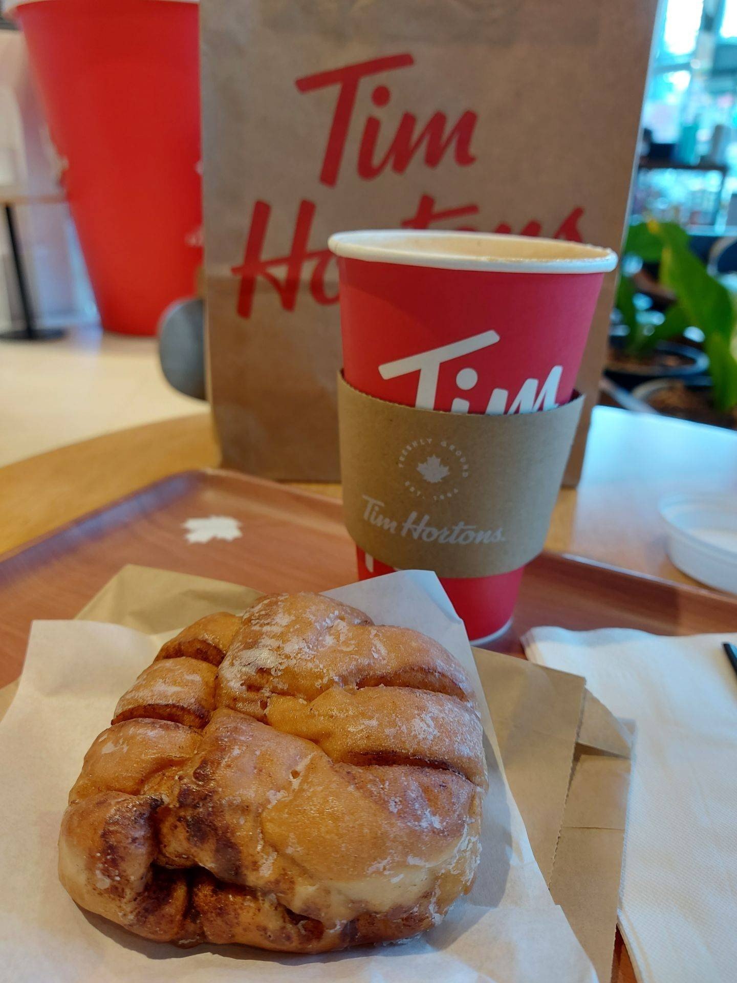 รีวิว Tim Hortons เดอะมอล์งามวงศ์วาน - มาลองชิม Apple Fritter ค่ะ