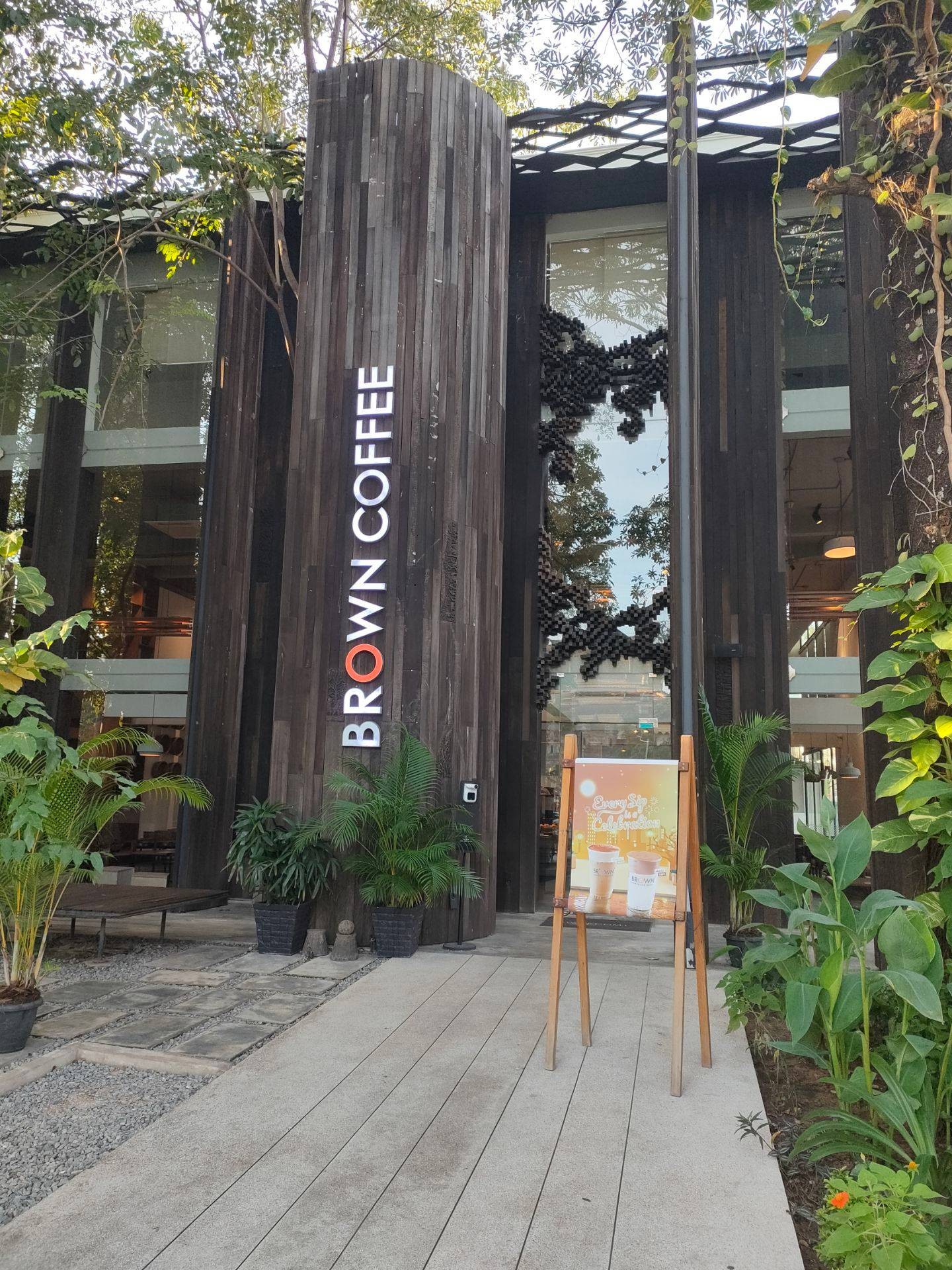 รีวิว BROWN Coffee& bakery เสียมเรียบ - คาเฟ่เปิดเช้า ร้านกว้างขวาง มี ...