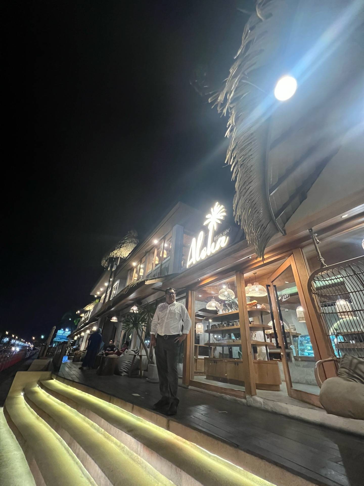รีวิว Aloha Beach Cafe' - Aloha beach Cafe หน้าโรงแรมเดอะไทร์ ชายหาดบางแสน