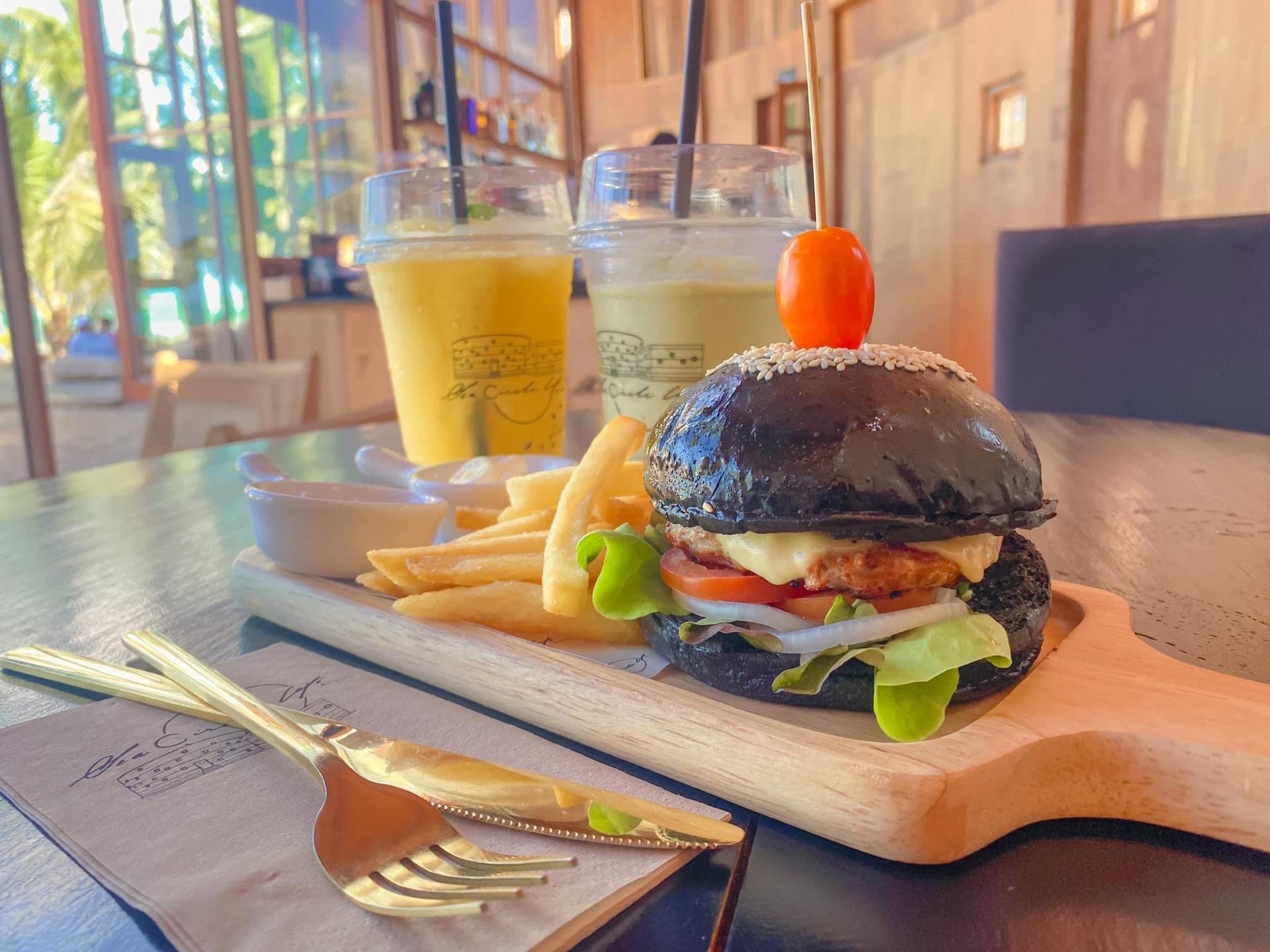 รีวิว Sea Circle Cafe’@Sichon - - รสชาติดีมาก เบอเกอร์อร่อย เค้กกับน้ำก็ดี