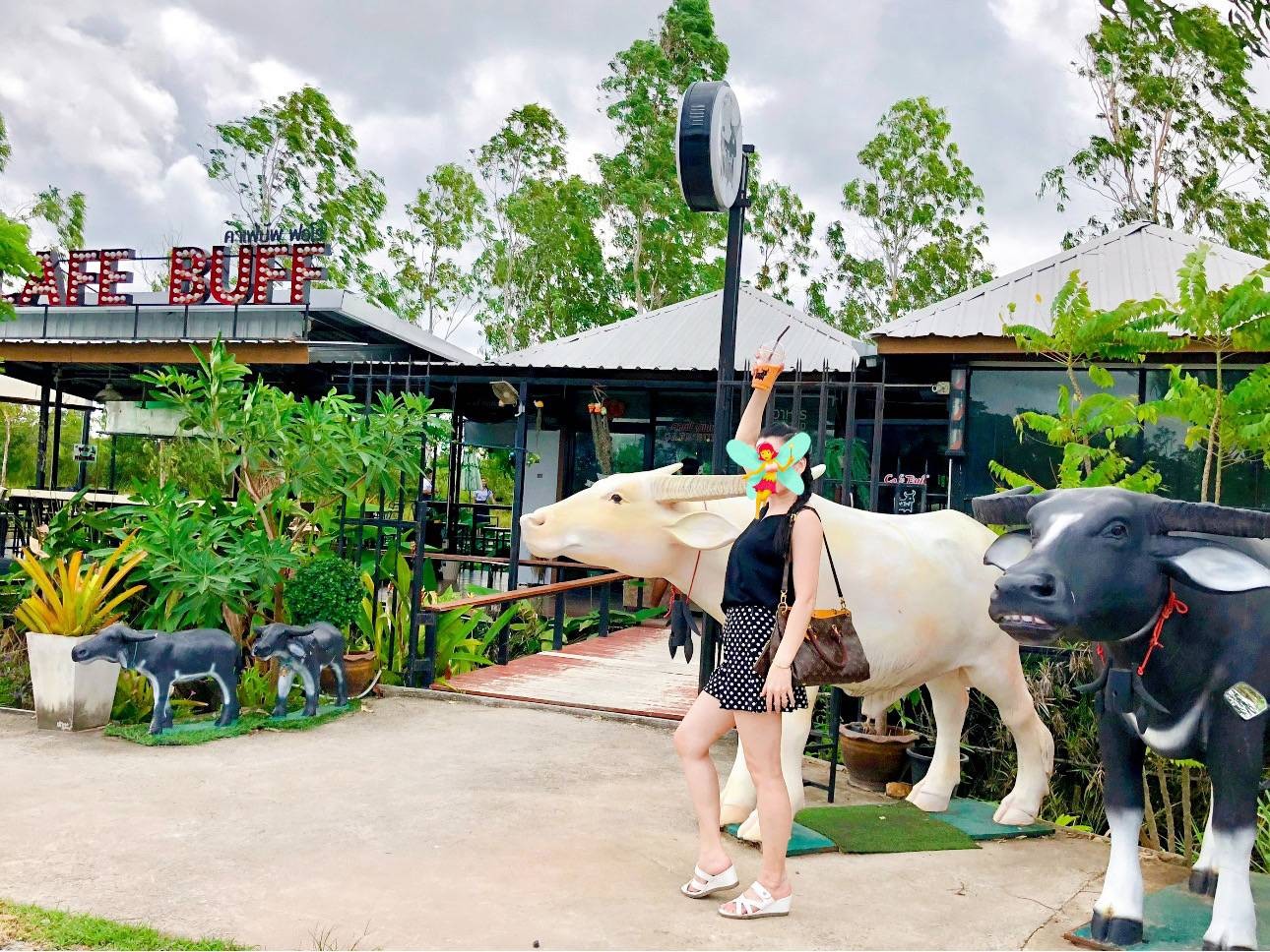 รีวิว Cafe buff Beauty&Bar ระยอง - ควายโดดเด่นเห็นแต่ไกล